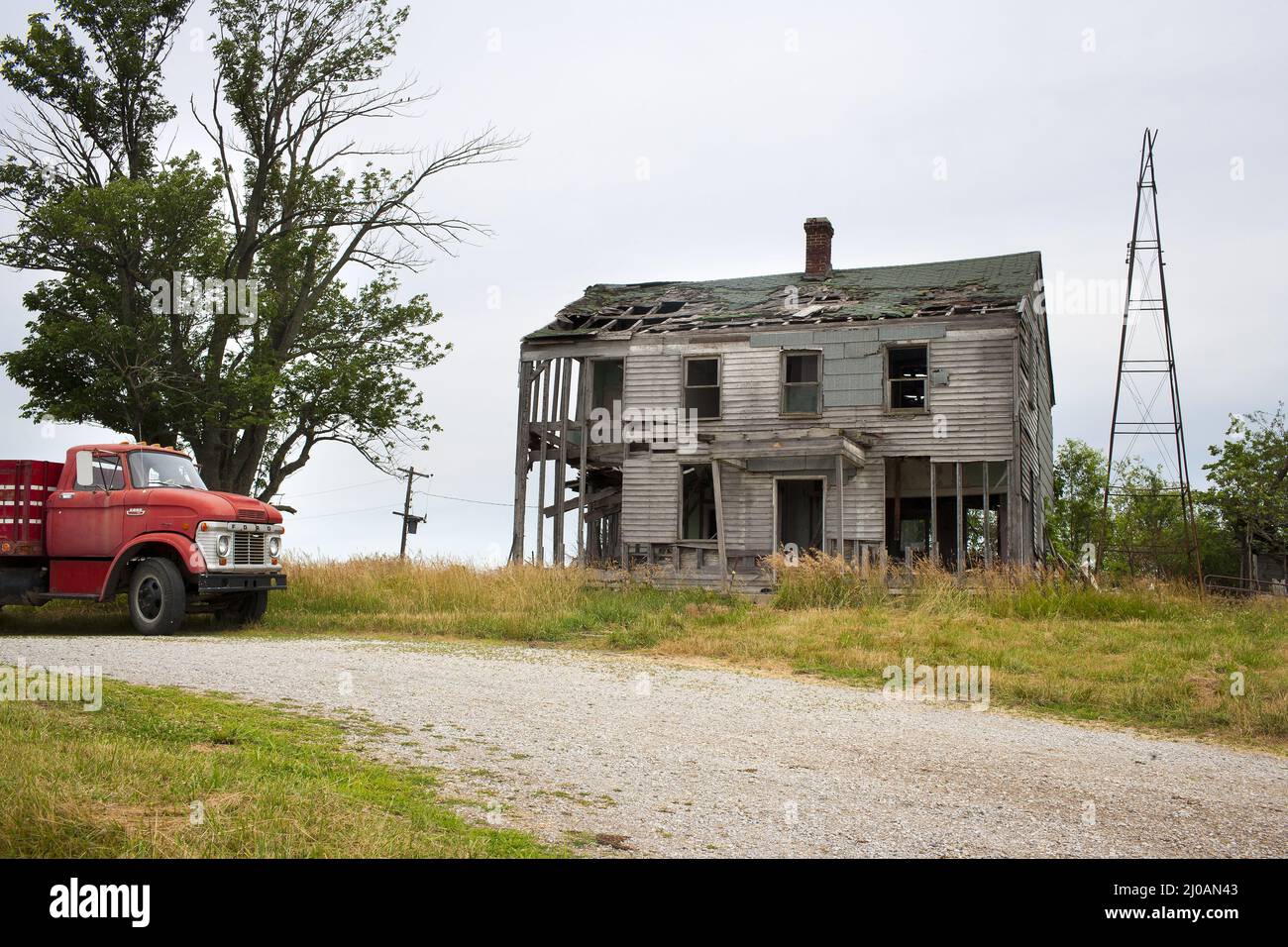 Red farmhouse truck hi-res stock photography and images - Alamy