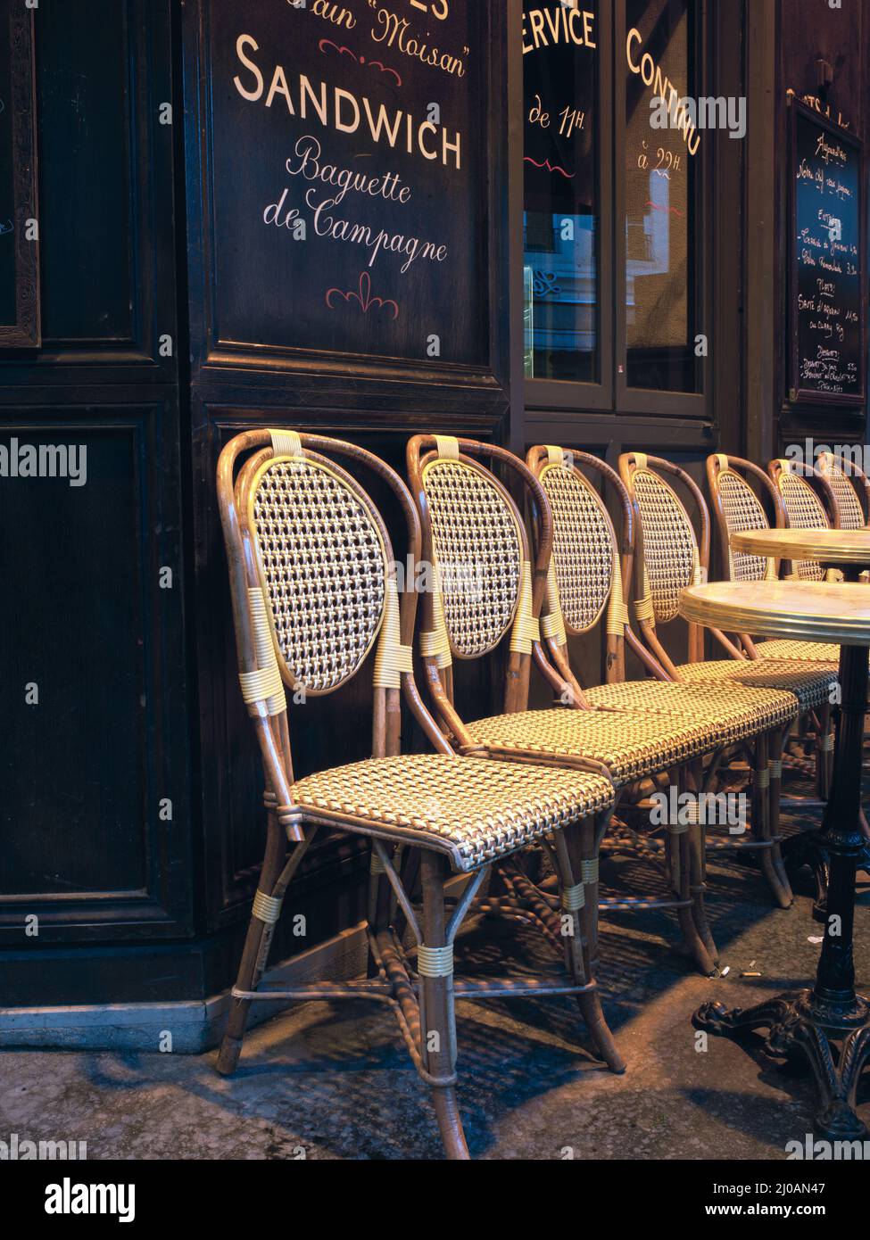 Paris cafe table and chairs hi-res stock photography and images - Alamy