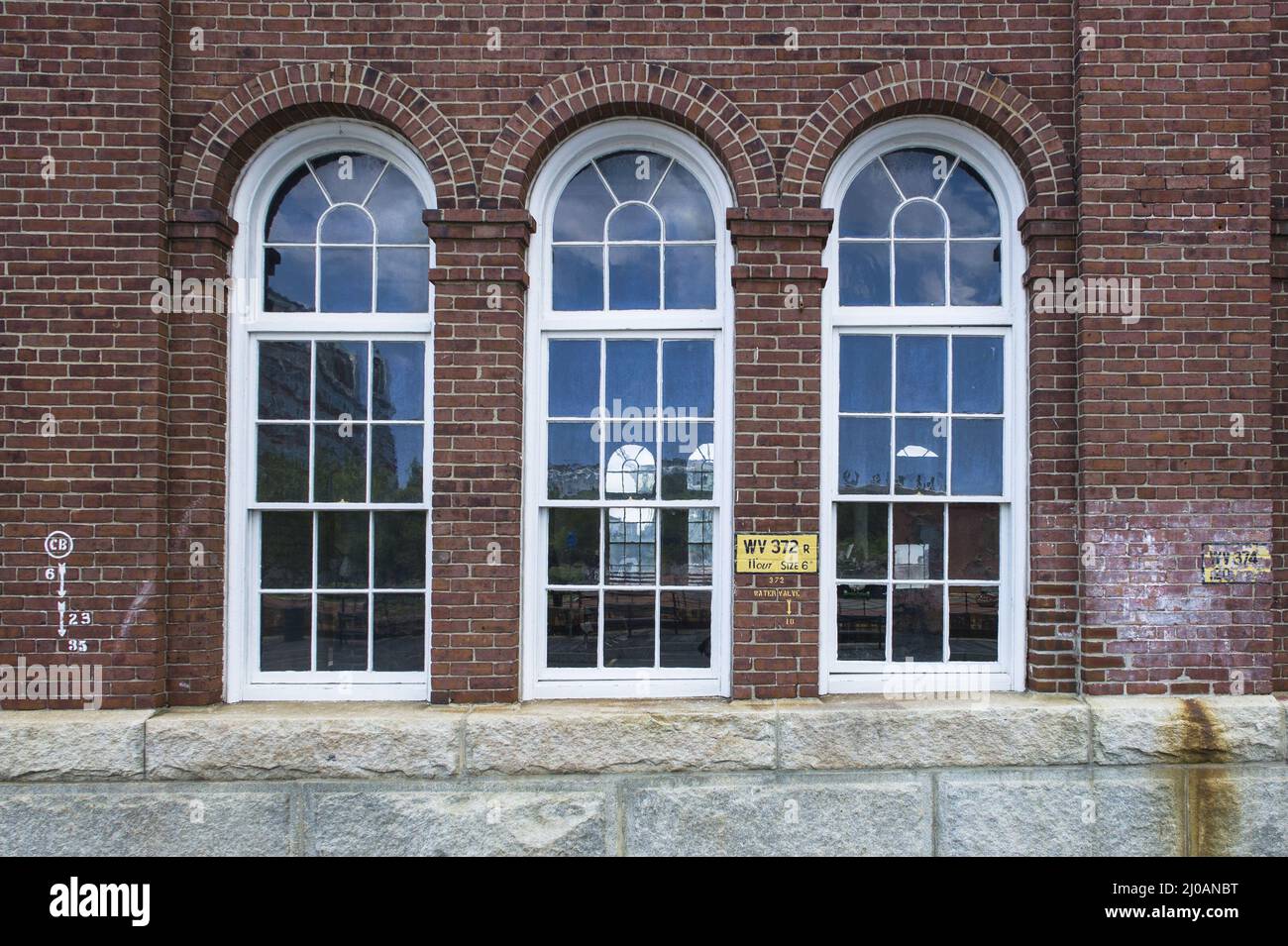 House windows bricked up hi-res stock photography and images - Alamy