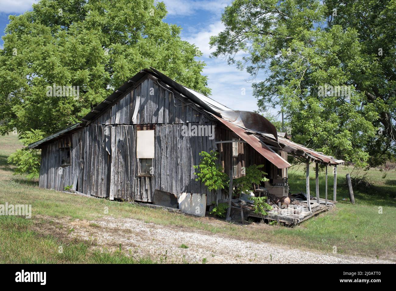 Rundown house trees hi-res stock photography and images - Alamy