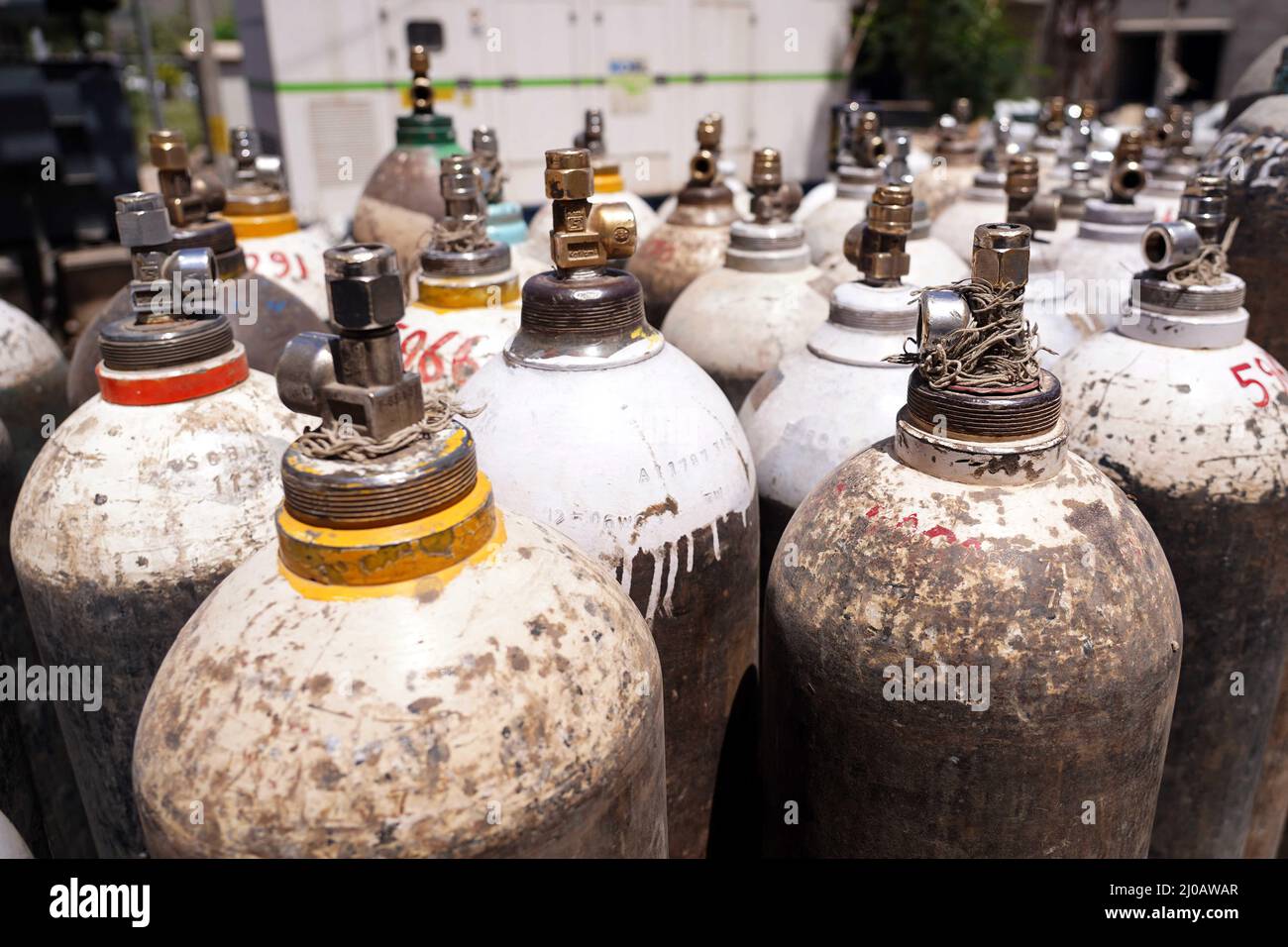 Workers refills cylinders with medical oxygen for the Covid-19 ...
