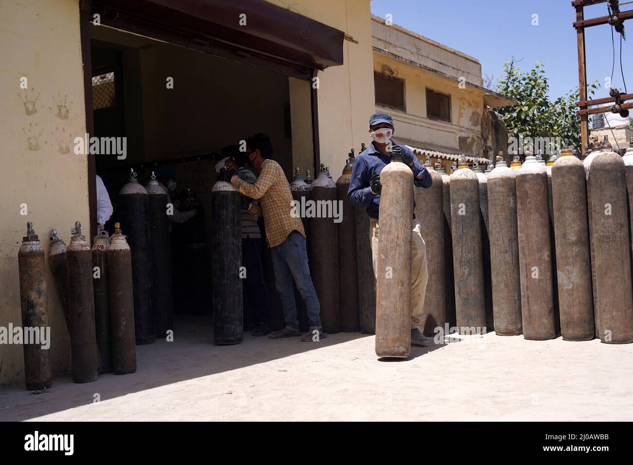 Workers sort oxygen cylinders hi-res stock photography and images - Alamy