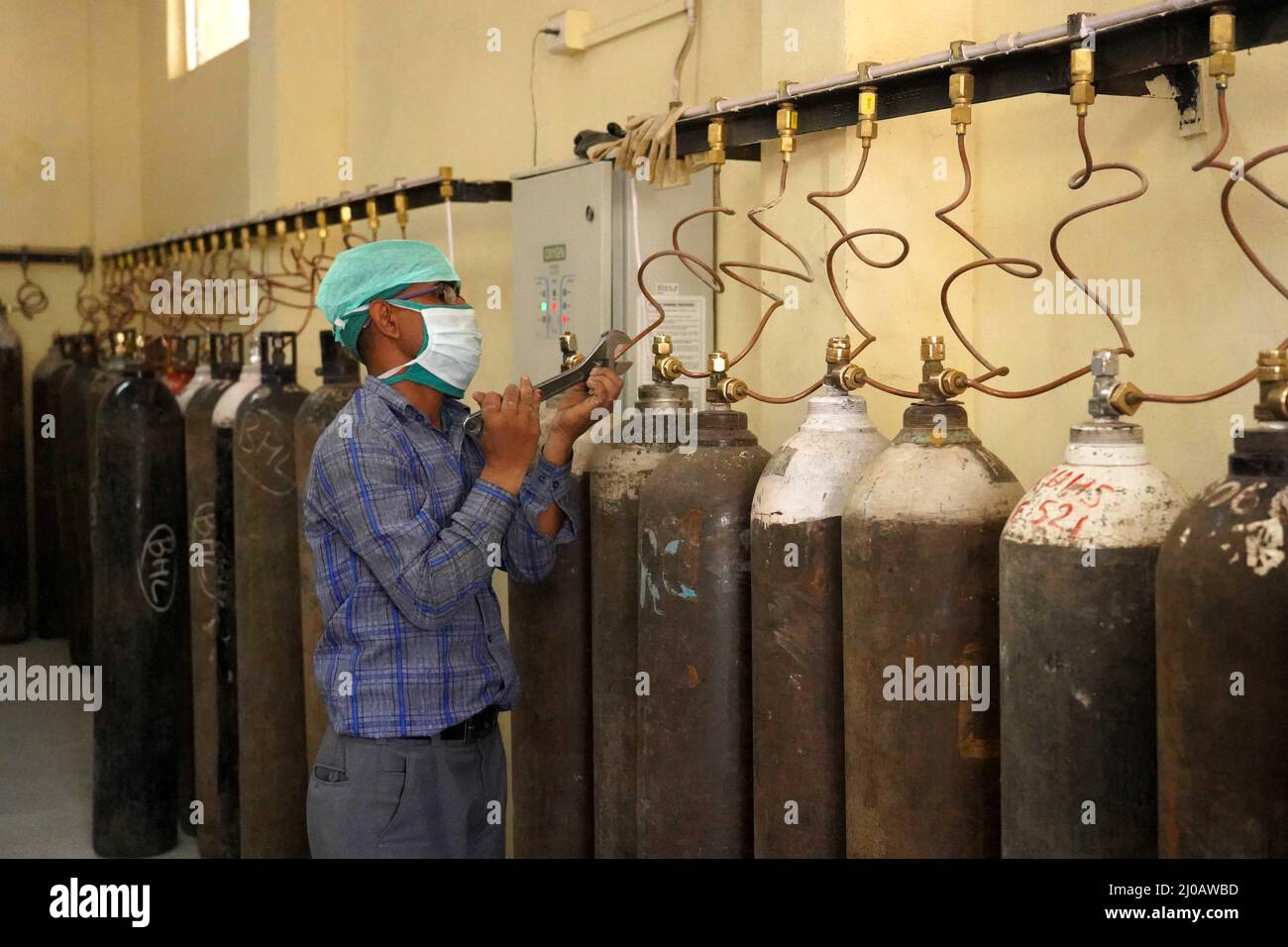 Workers refills cylinders with medical oxygen for the Covid-19 ...
