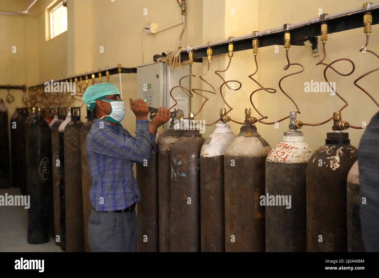 Workers refills cylinders with medical oxygen for the Covid-19 ...