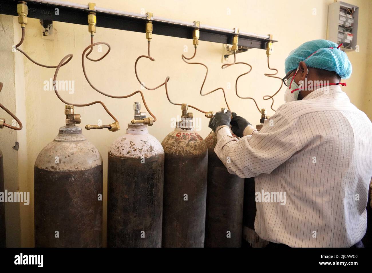 Workers refills cylinders with medical oxygen for the Covid-19 ...