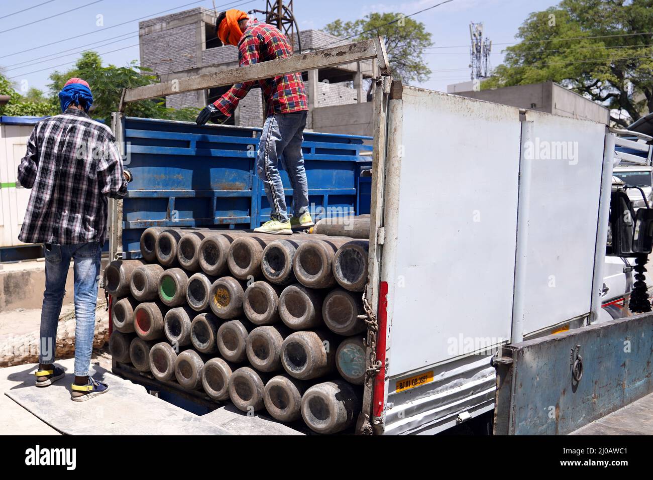 Workers sort oxygen cylinders hi-res stock photography and images - Alamy