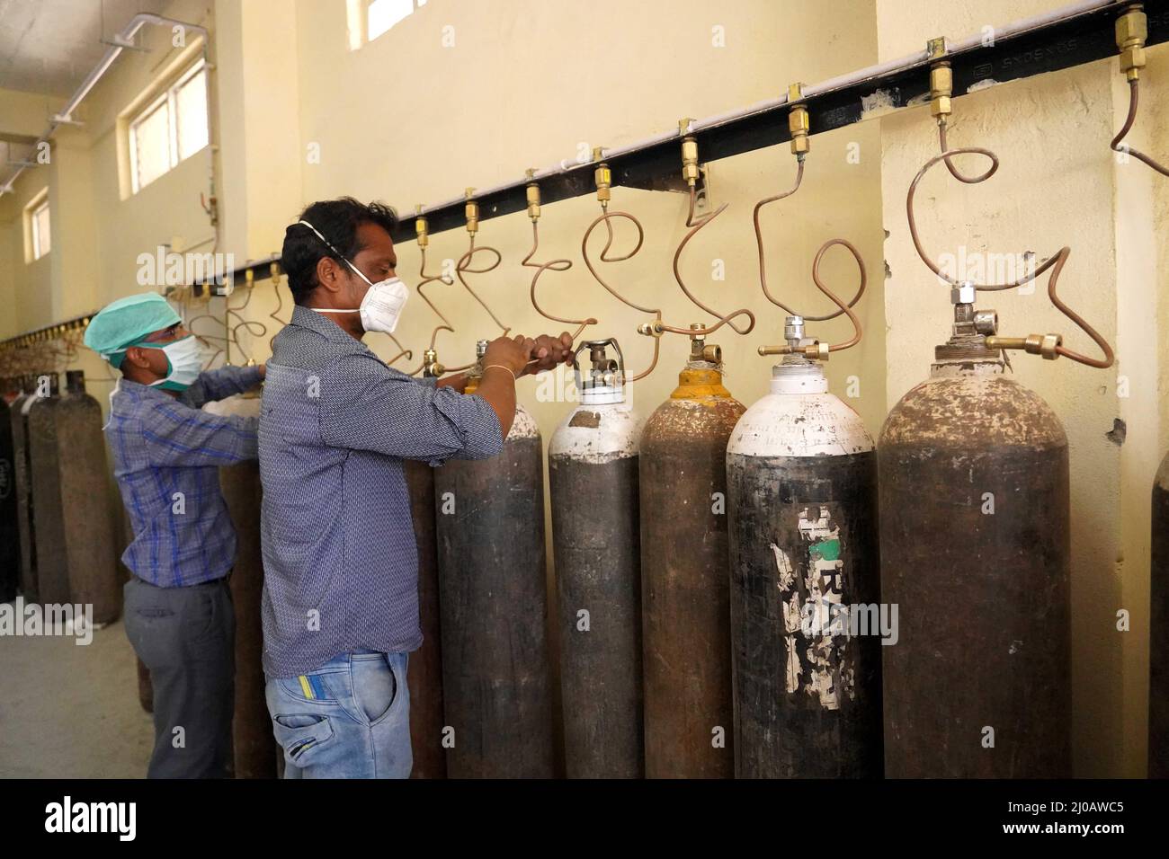 Workers refills cylinders with medical oxygen for the Covid-19 ...