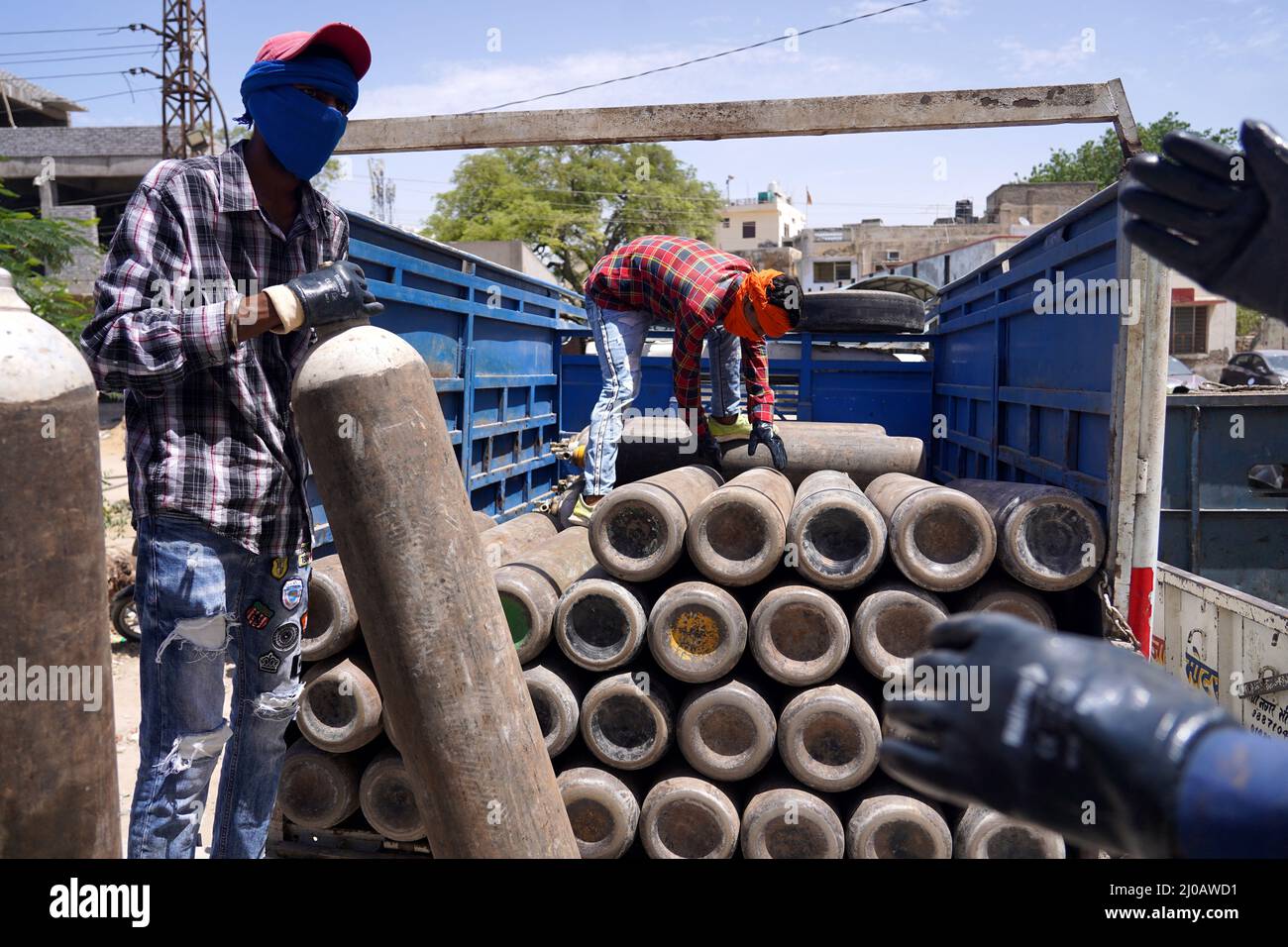 Workers sort oxygen cylinders hi-res stock photography and images - Alamy