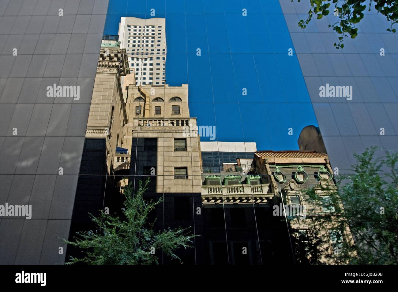 Skyscraper reflection hi-res stock photography and images - Alamy