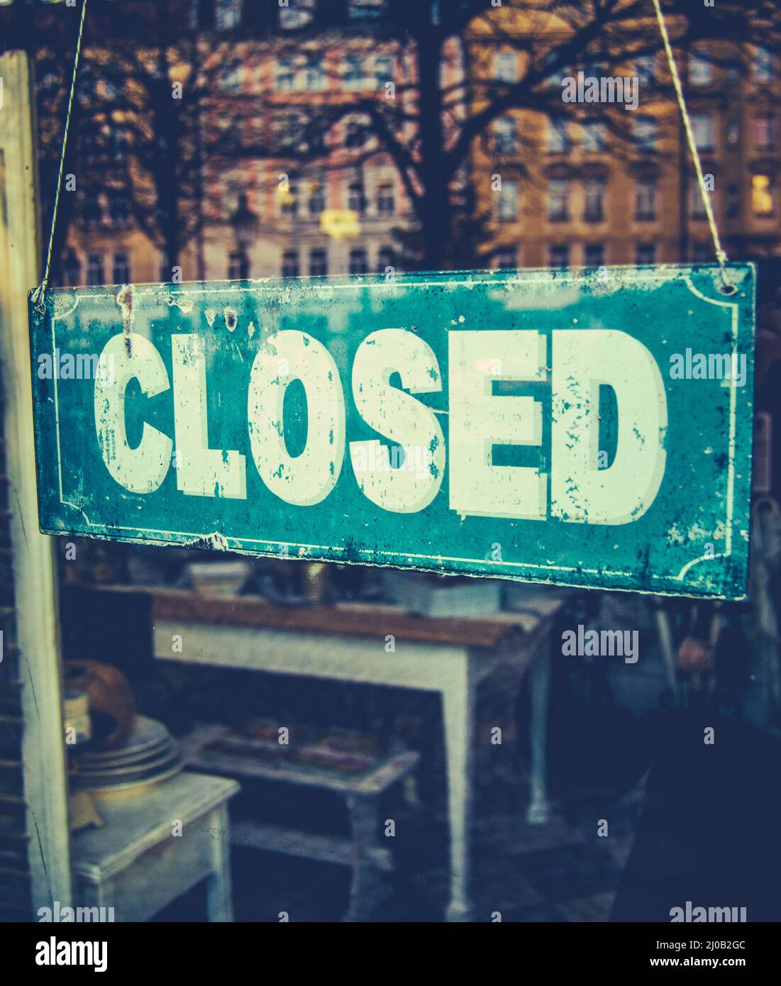 Grungy Closed Sign Stock Photo - Alamy
