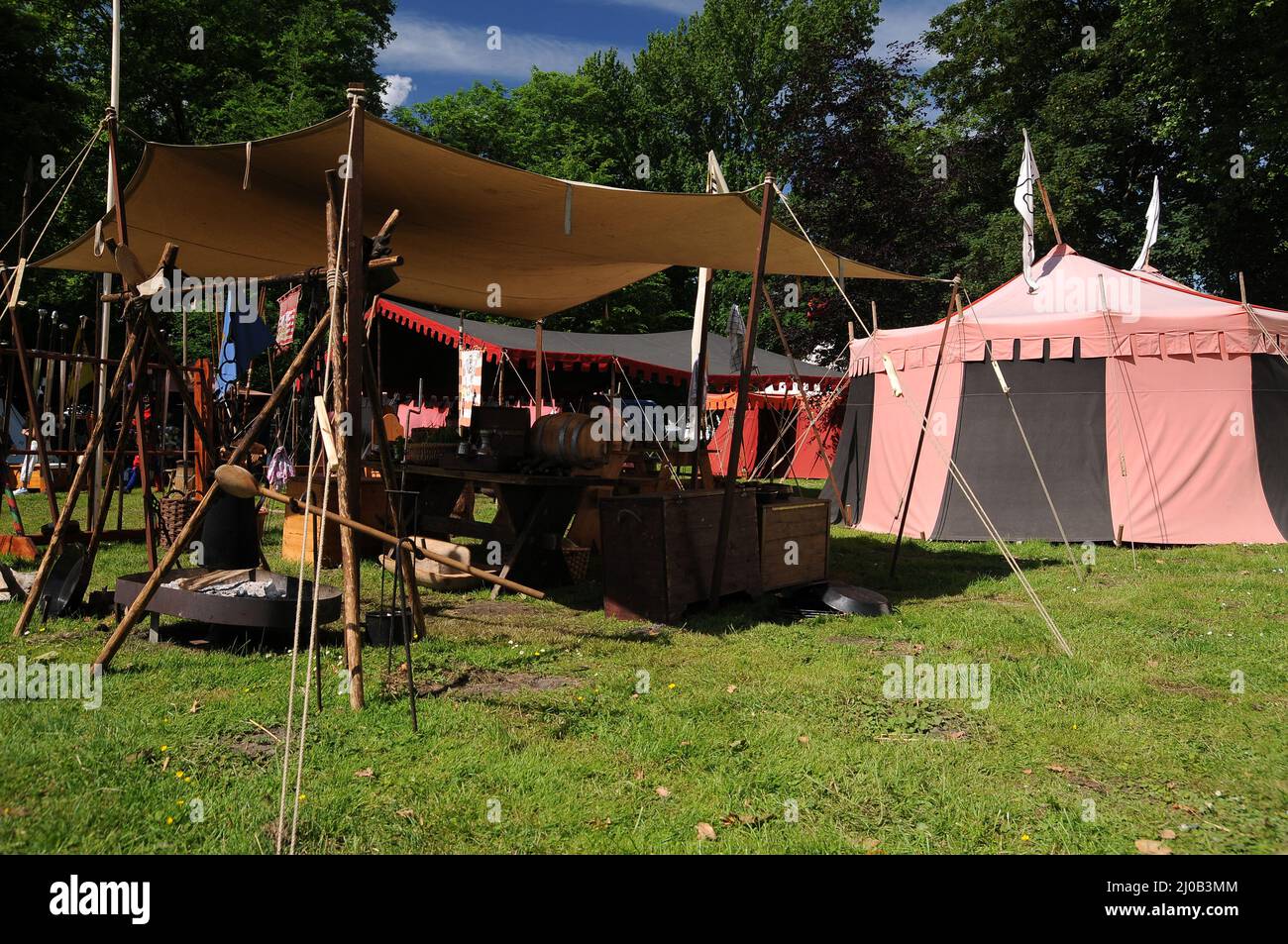 Medieval tents hi-res stock photography and images - Alamy