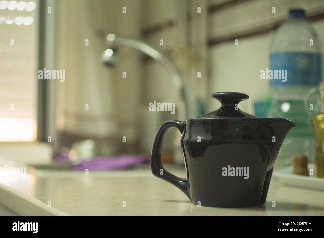 Teapot on domestic home kitchen bench with sink Stock Photo - Alamy