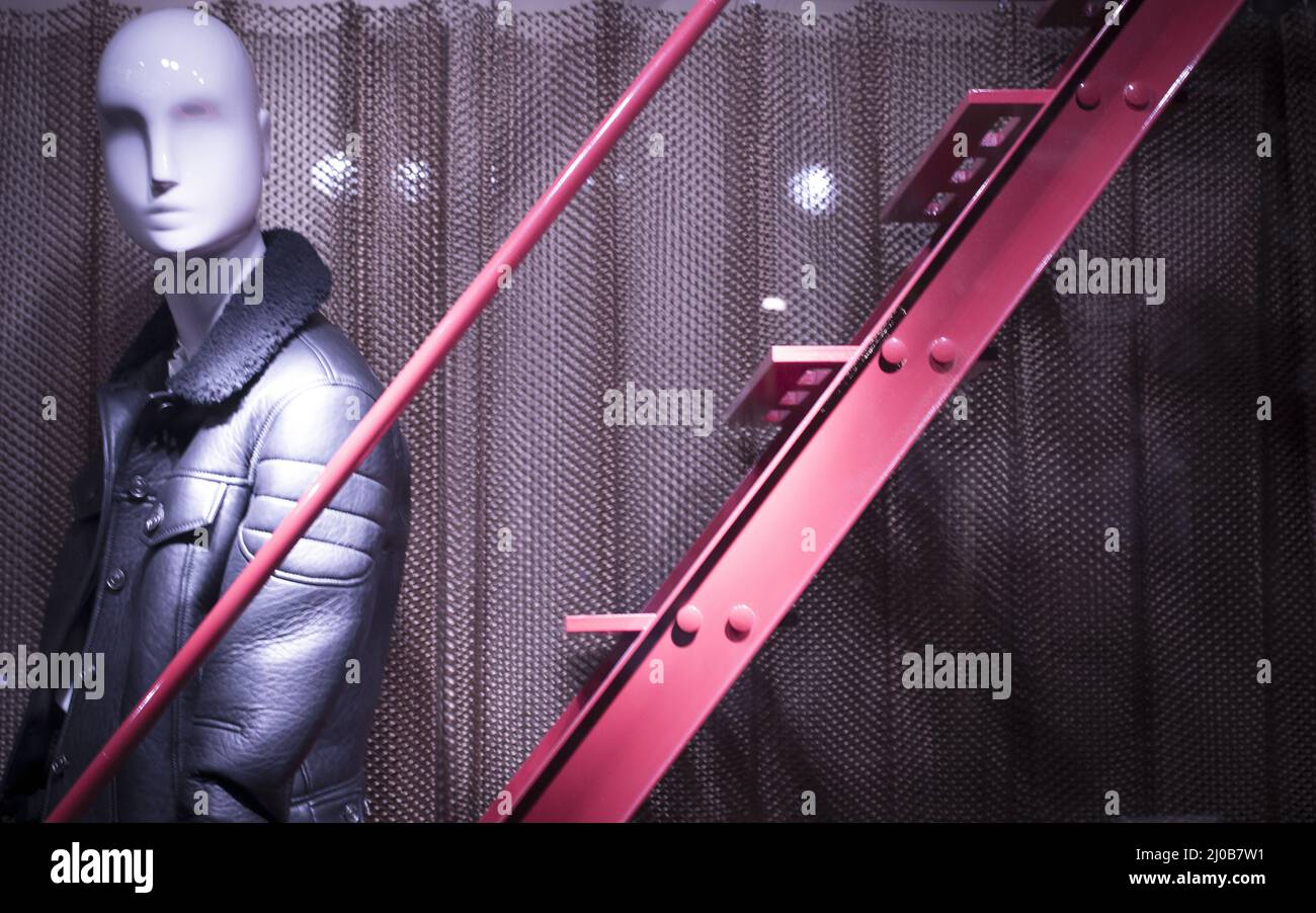 Shop dummy fashion mannequin Stock Photo - Alamy