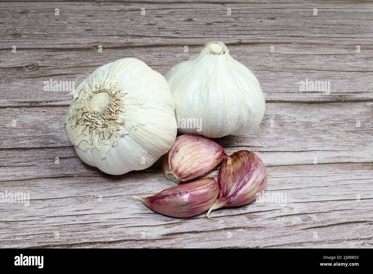 Bunch of garlic cloves hi-res stock photography and images - Alamy