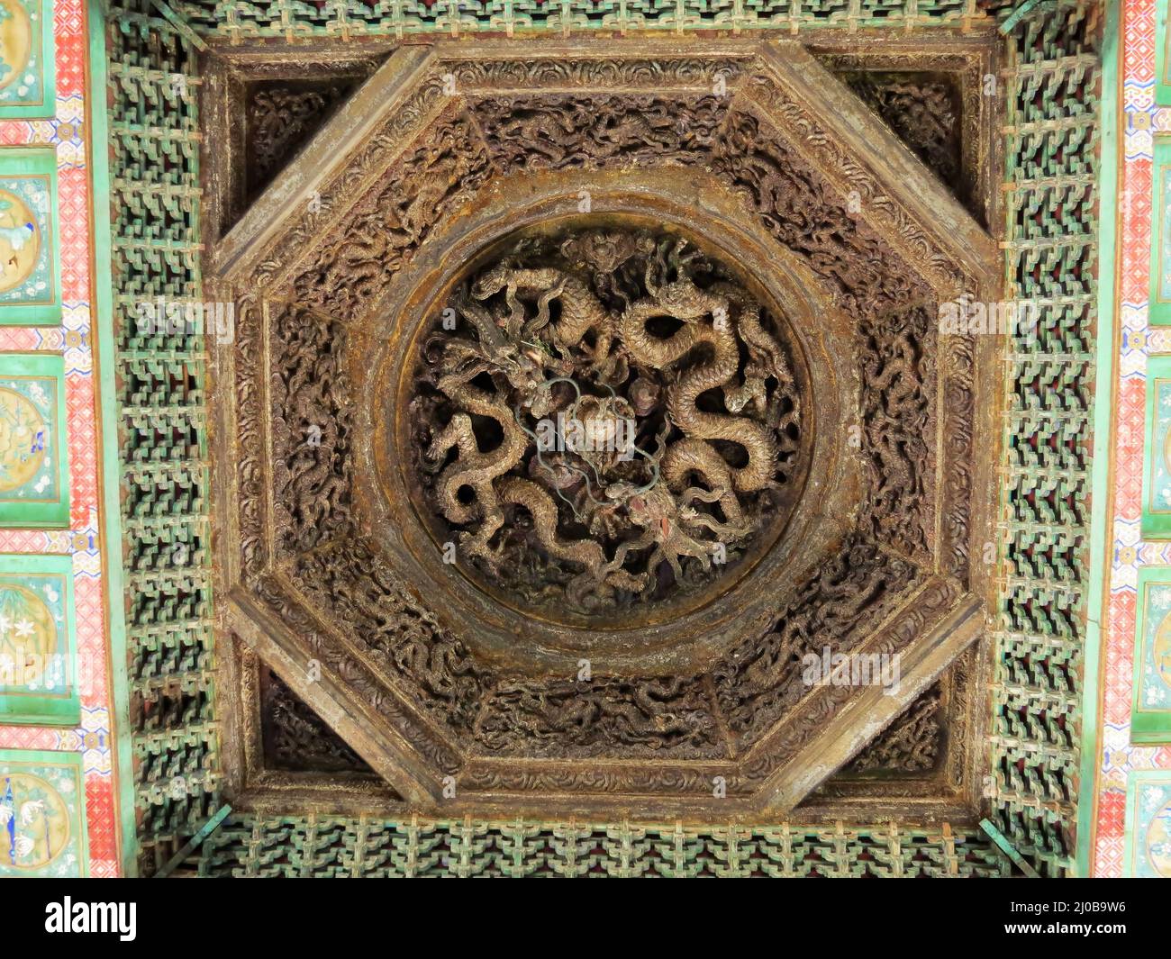 Rooftop design with the dragons in The Forbidden City in Beijing, China ...
