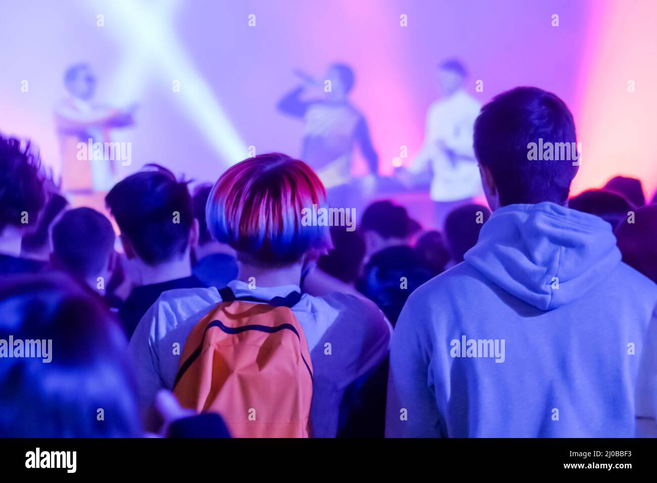 Teenagers partying with friends hi-res stock photography and images - Alamy