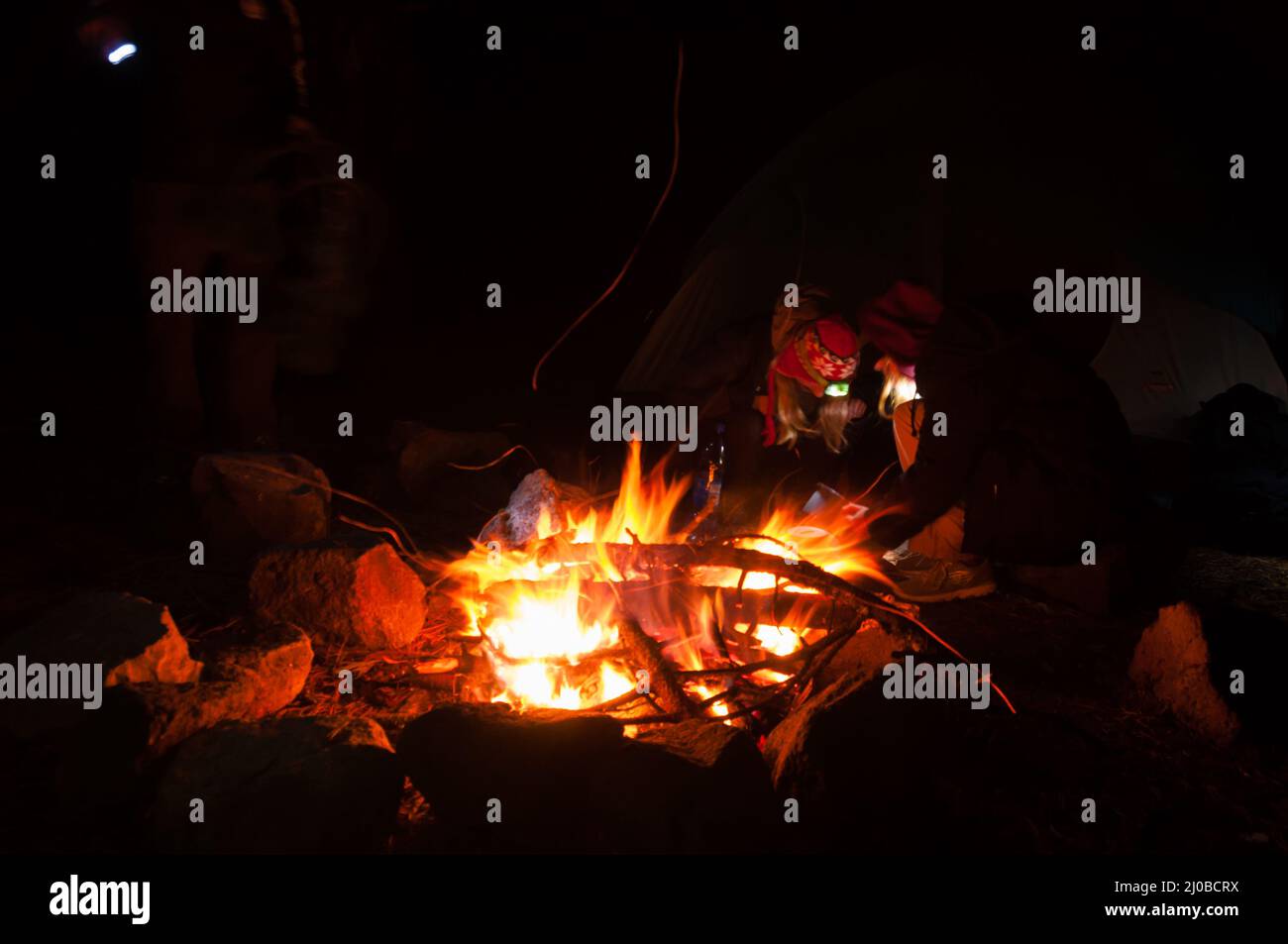 Gathered around campfire hi-res stock photography and images - Alamy