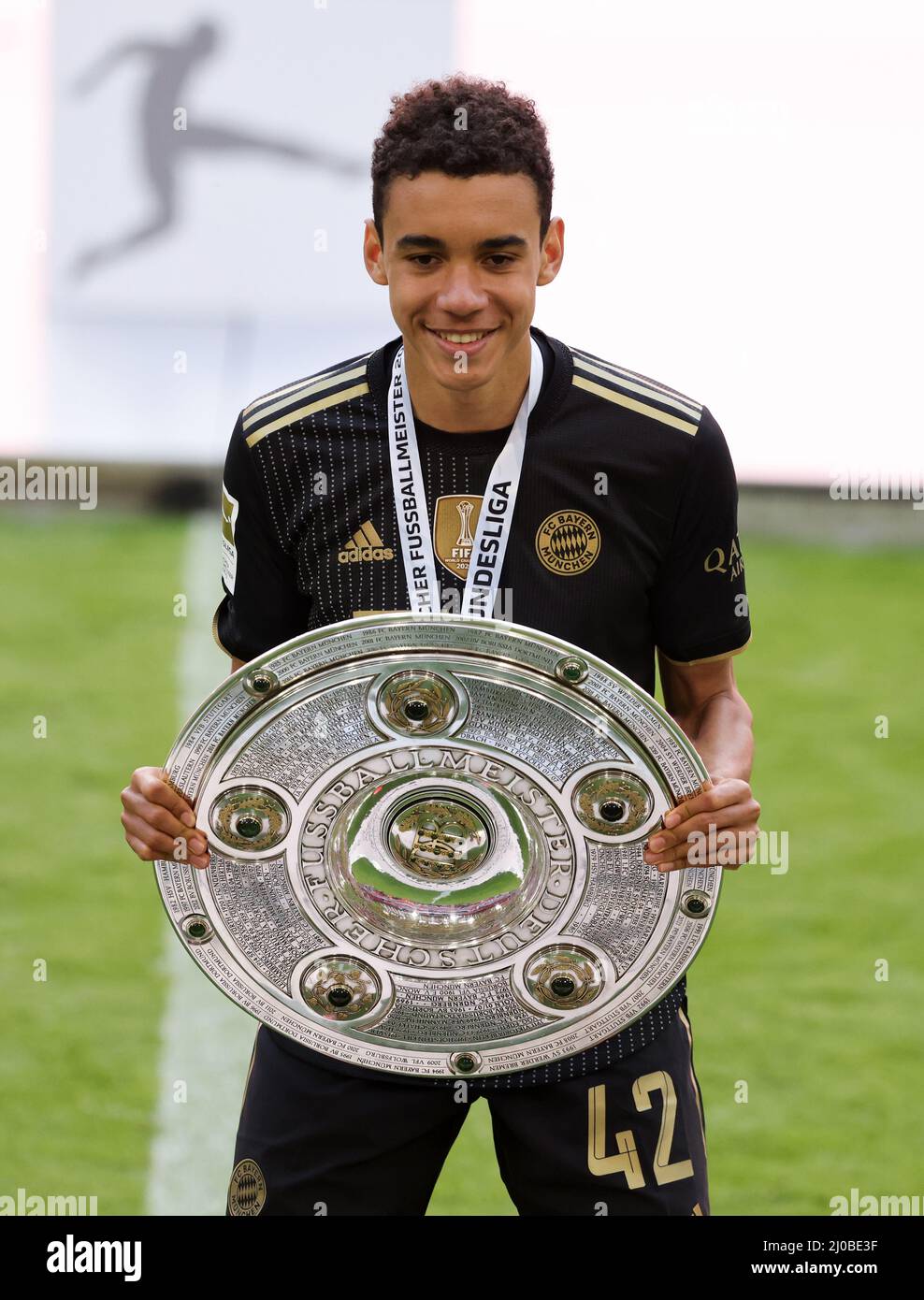 Jamal Musiala FC Bayern MŸnchen mit Meisterschale FC Bayern Muenchen ...