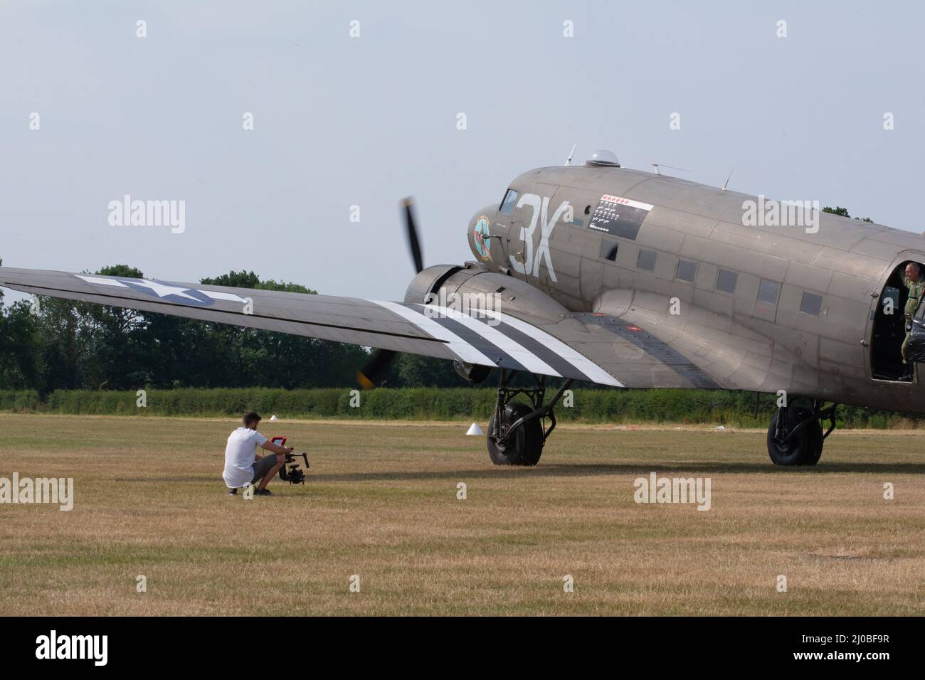 Military soldiers plane aeroplane hi-res stock photography and images ...