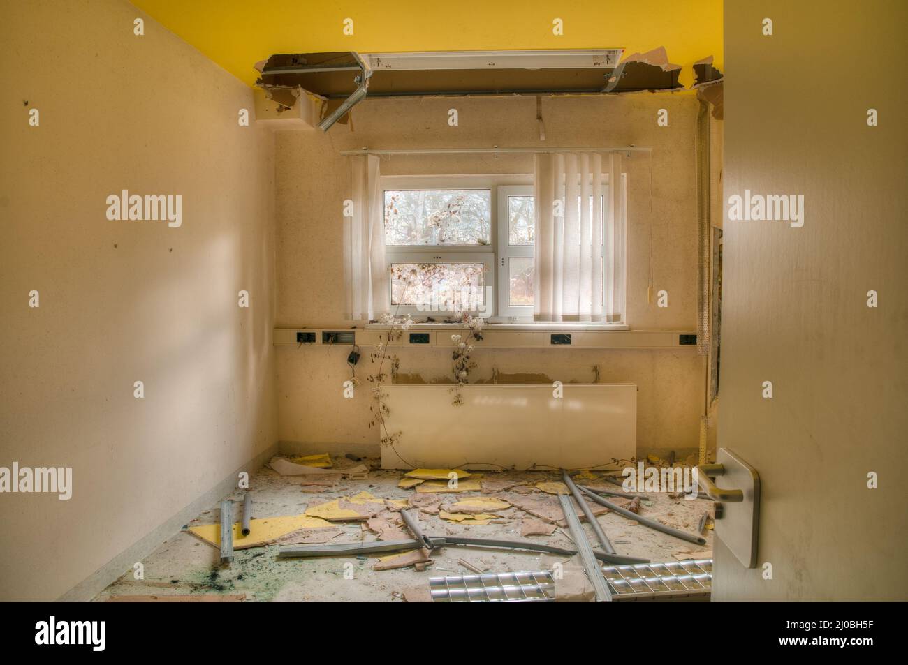 Destroyed ceiling hi-res stock photography and images - Alamy