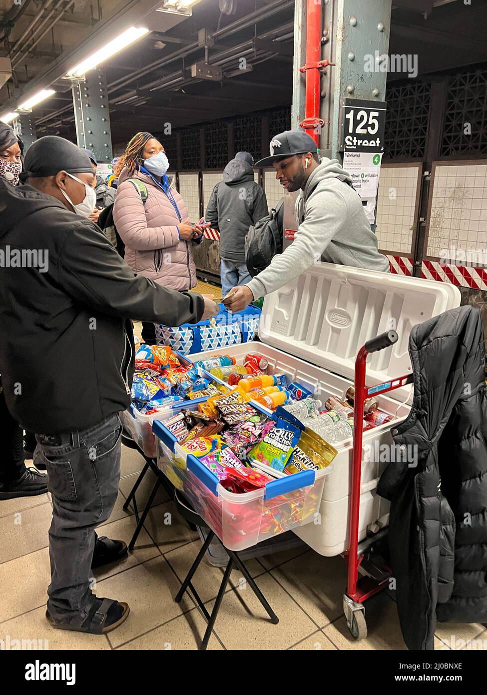 Snack vendor selling food on the platform of the 125th Street subway ...