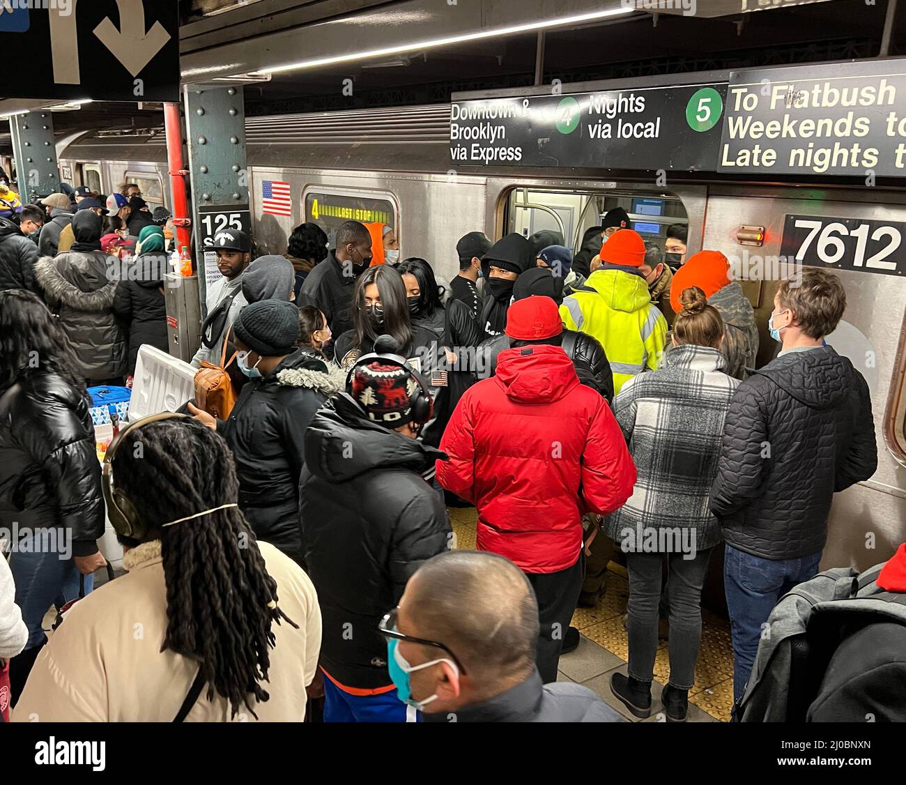 Crowded platform at the 125th Street express subway station in Harlem ...