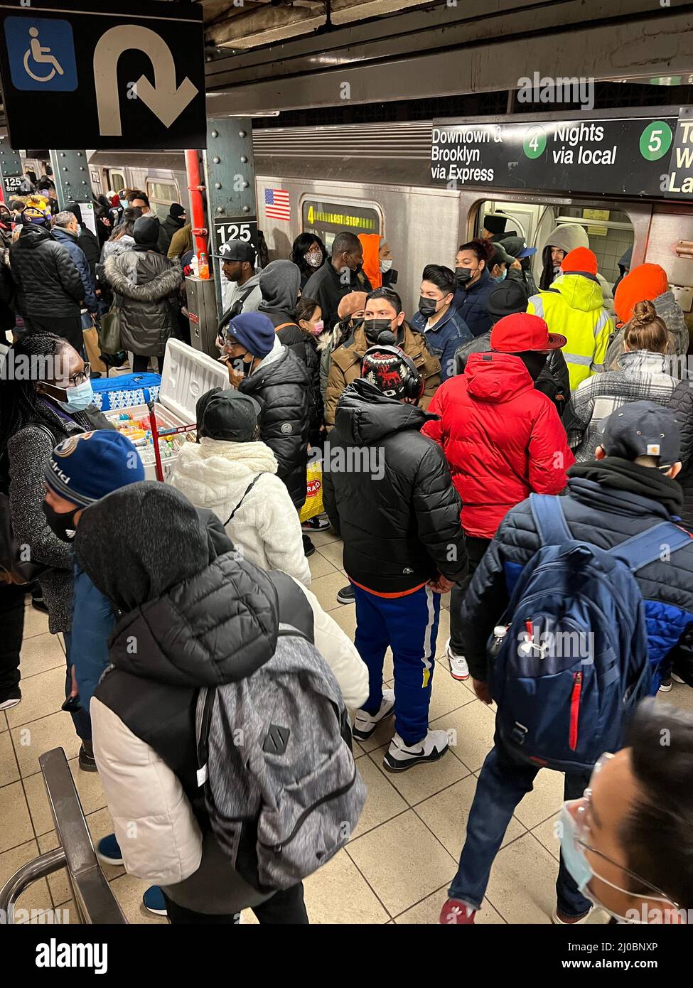 Crowded platform at the 125th Street express subway station in Harlem ...