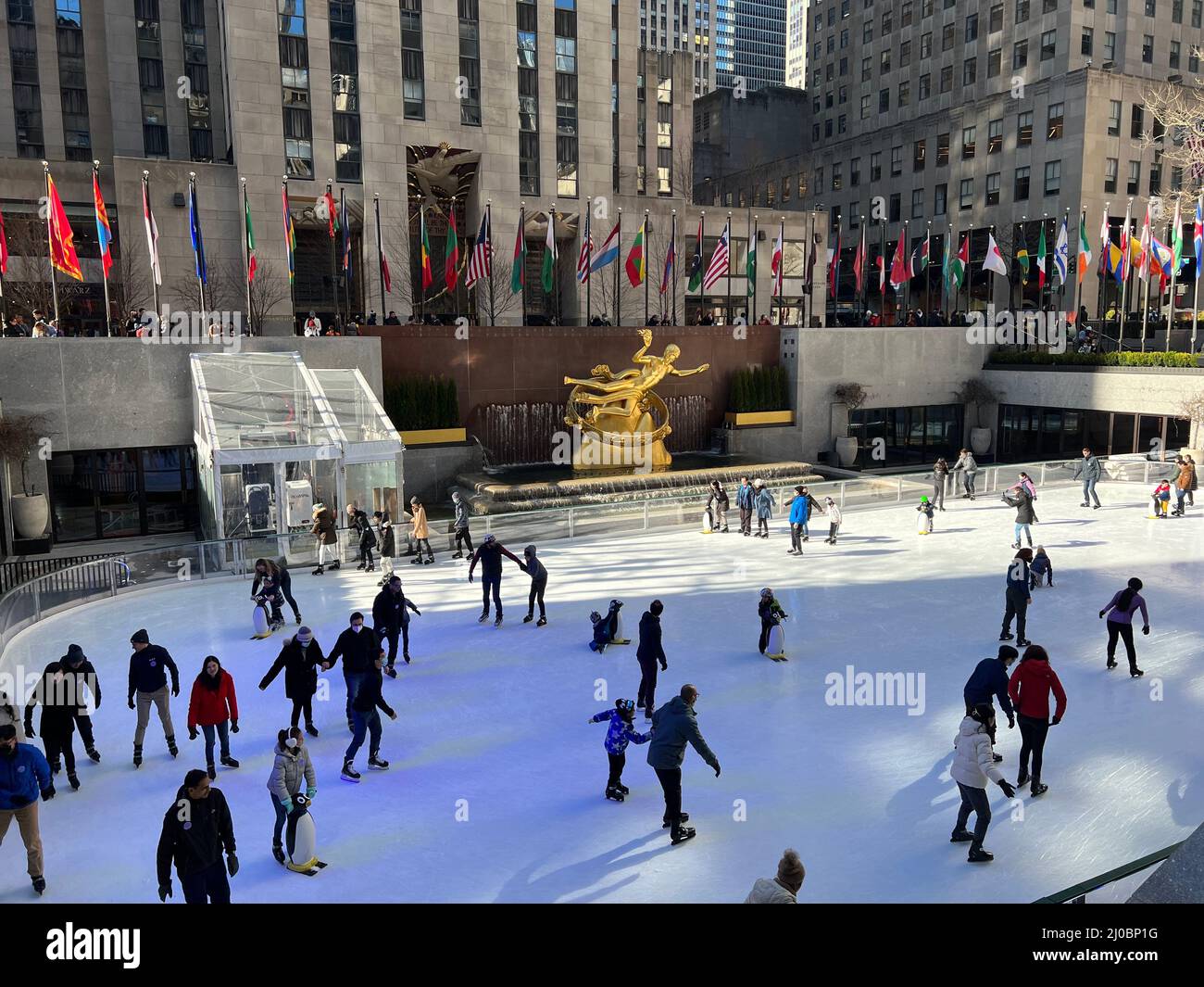 People enjoy ice skating in midtown Manhattan at Rockefeller Center ...