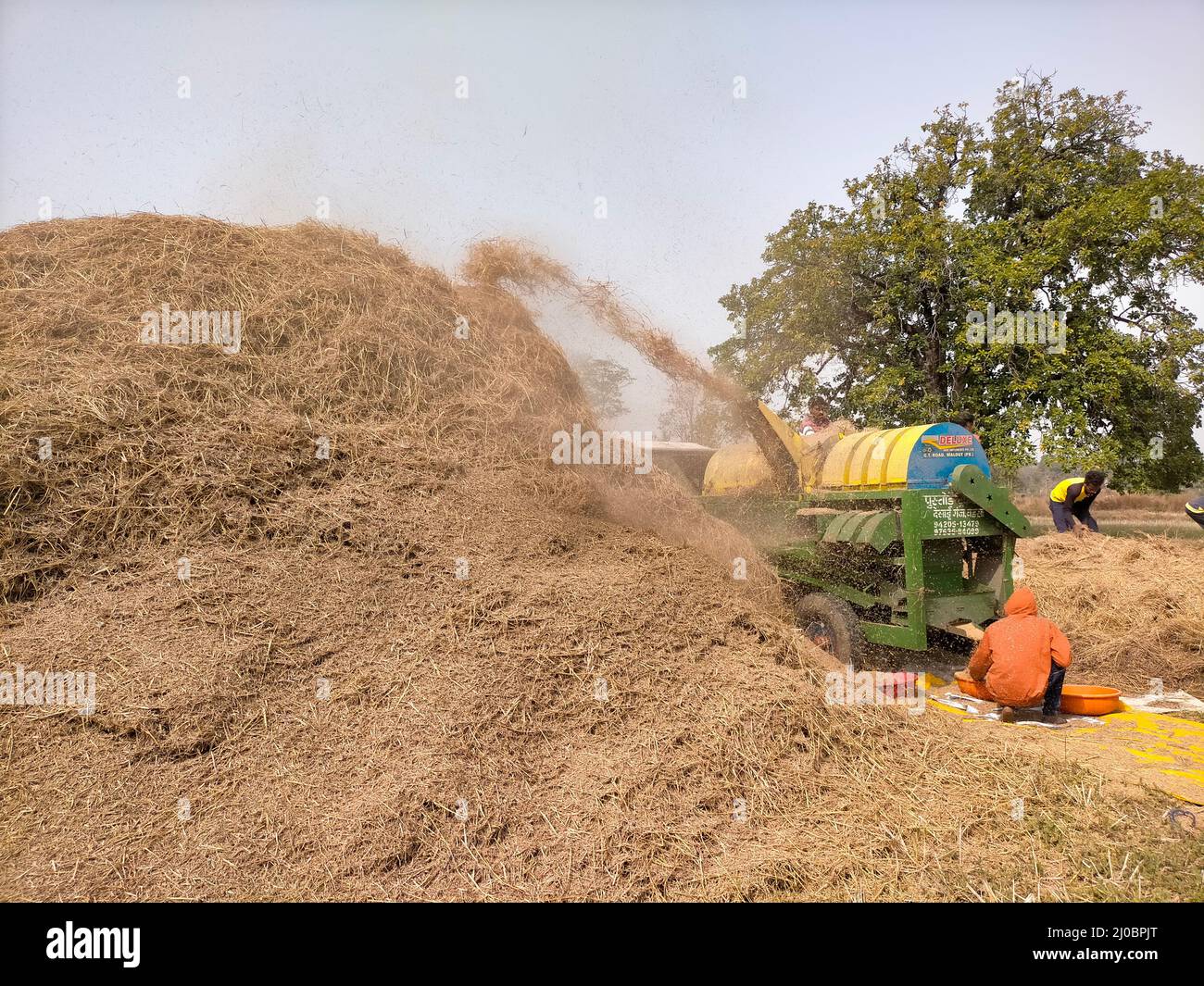 Harvesting machine hi-res stock photography and images - Alamy