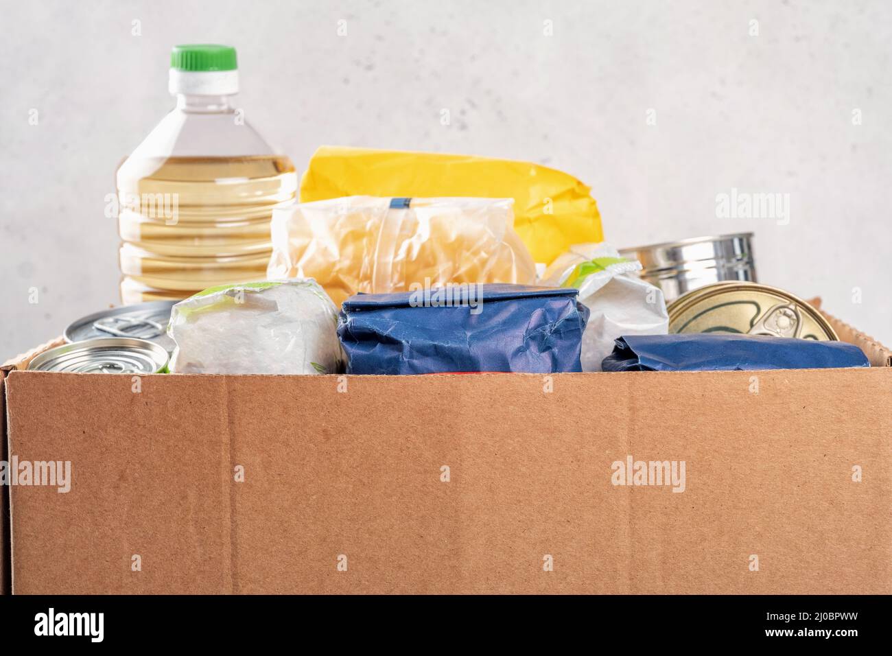 Donation box with food. Humanitarian aid Stock Photo - Alamy