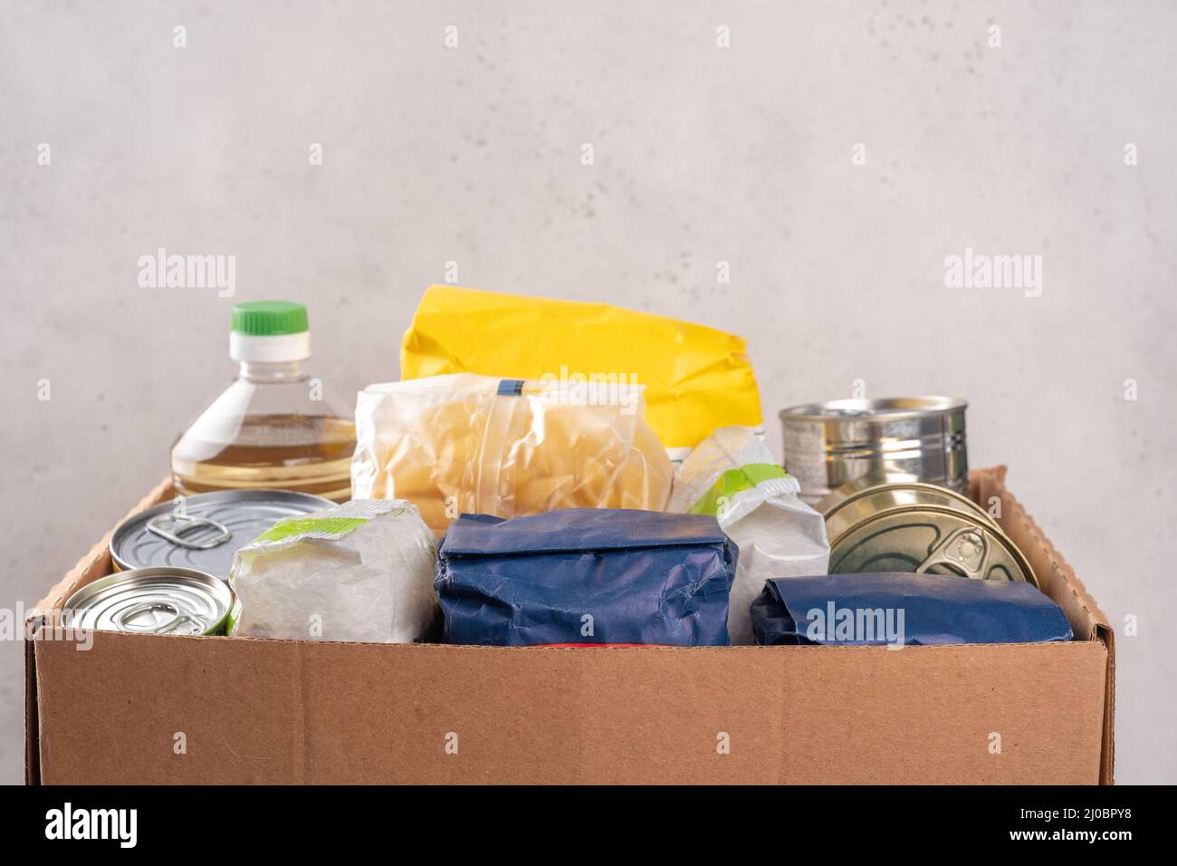 Food box for aid hi-res stock photography and images - Alamy