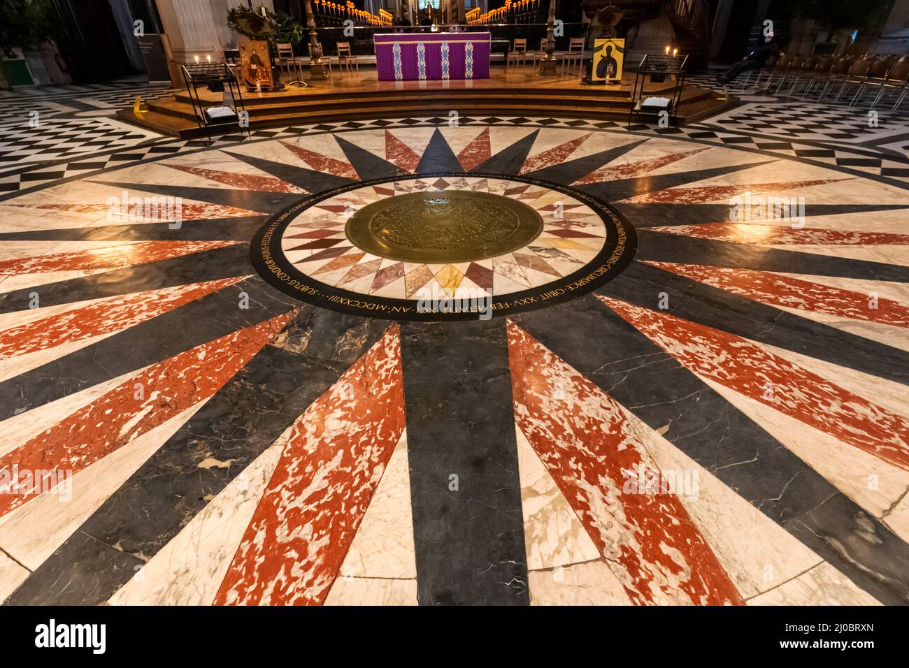 Altar inside st pauls cathedral hi-res stock photography and images - Alamy