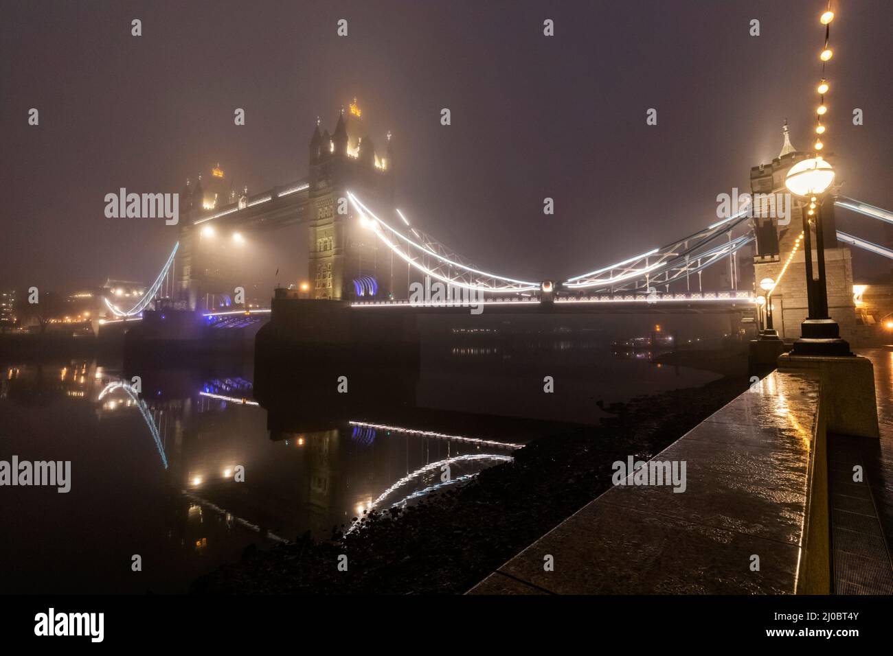 Tower bridge at night in the mist hi-res stock photography and images ...