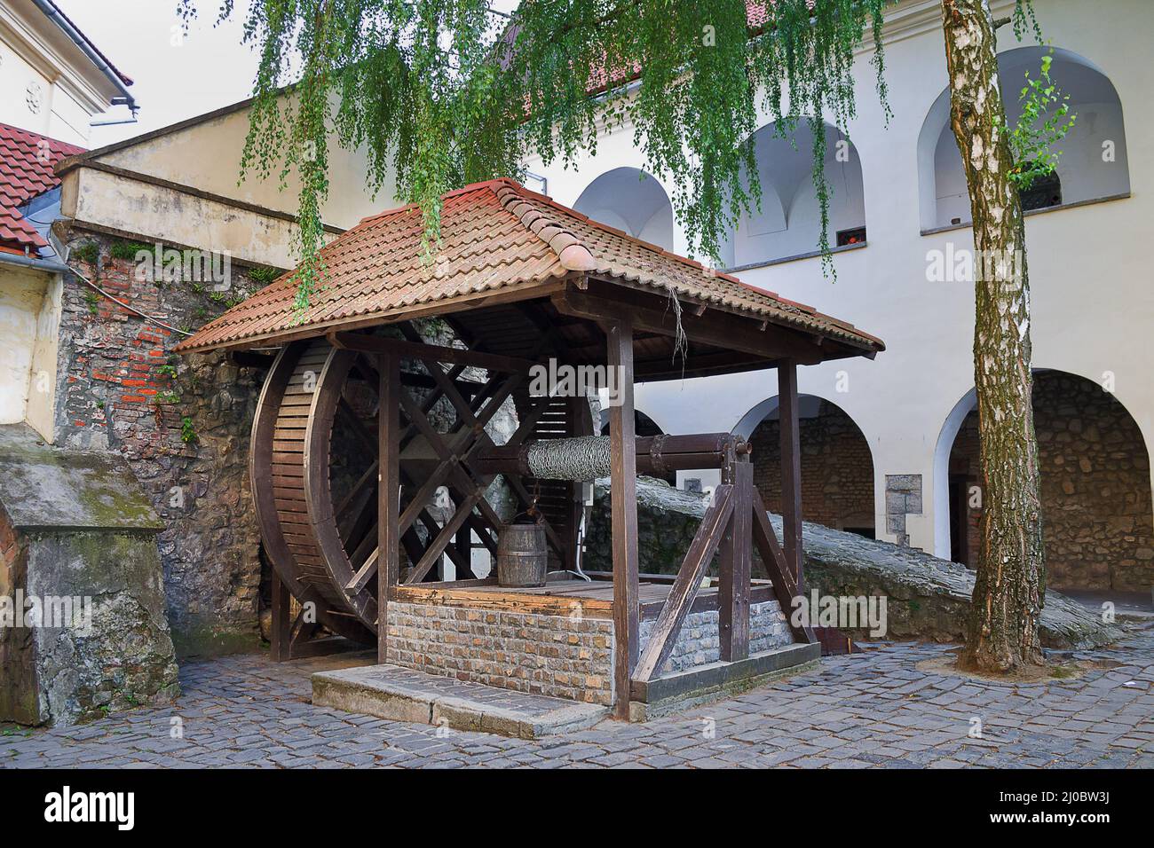 14th century courtyard castle hi-res stock photography and images - Alamy