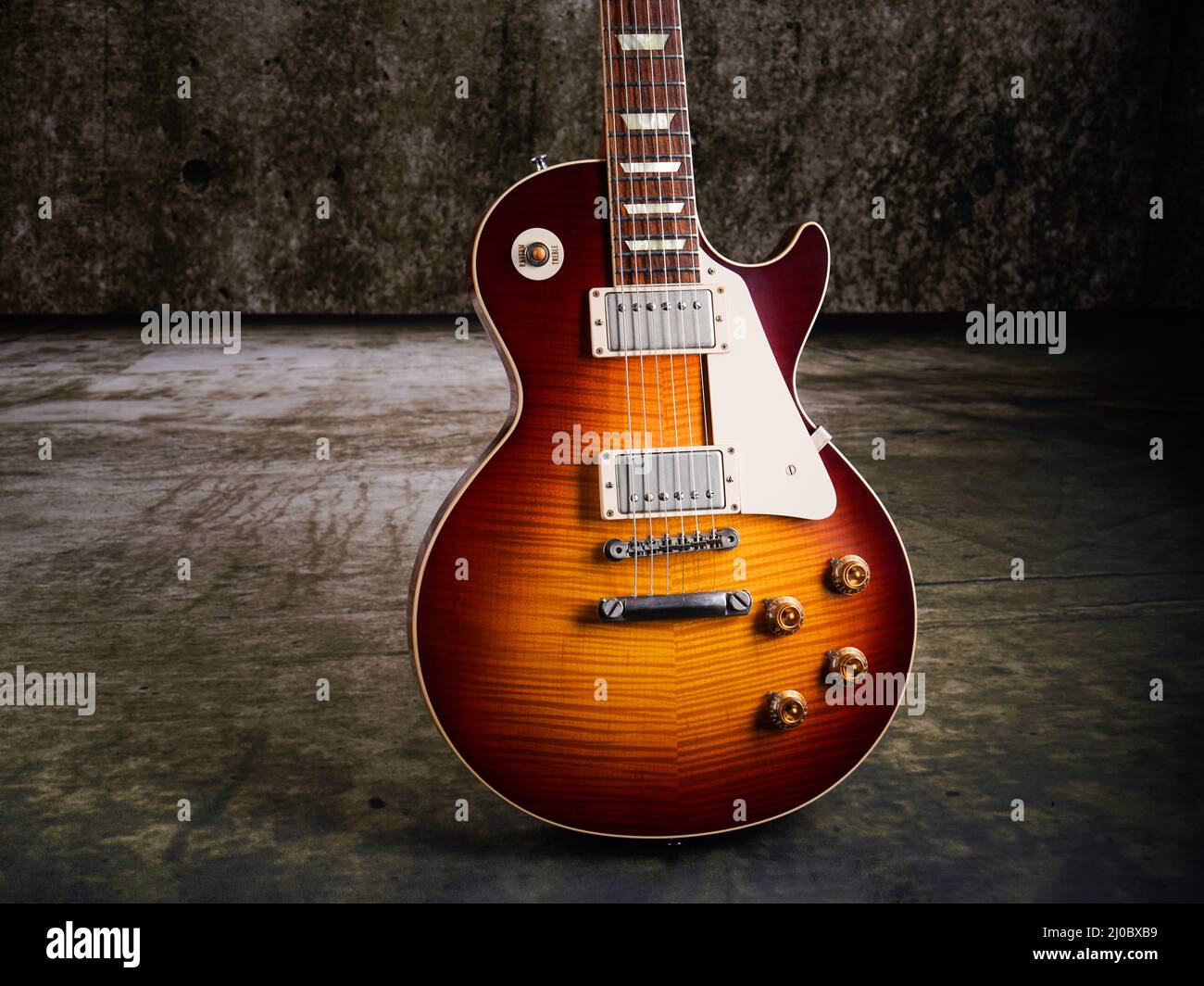 59 Les Paul reissue in sunburst finish Stock Photo - Alamy