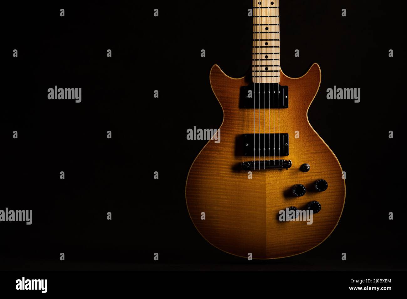 Gordon Smith guitar in redwood Stock Photo - Alamy