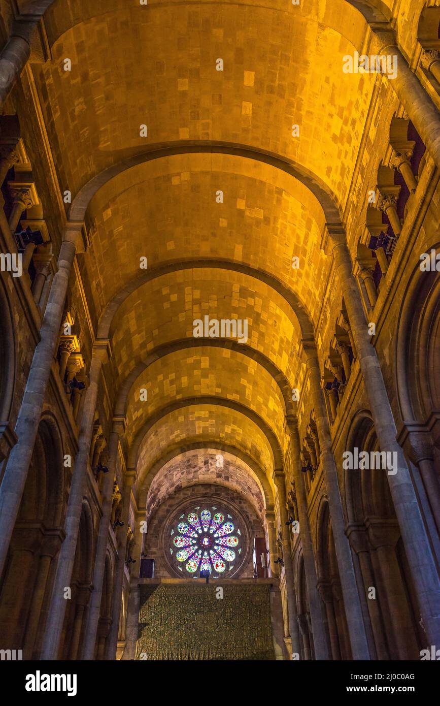 Se Cathedral interior, the main and oldest church in Lisbon Stock Photo ...