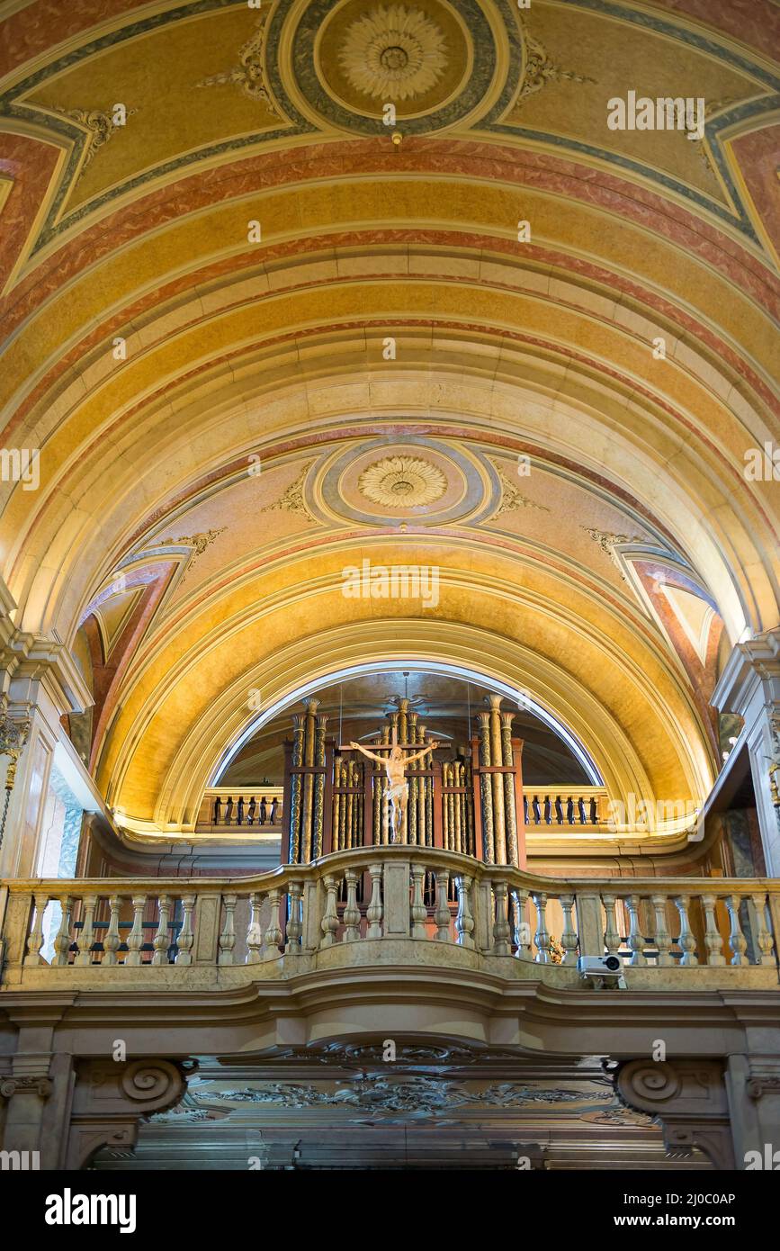 Se Cathedral interior, the main and oldest church in Lisbon Stock Photo ...