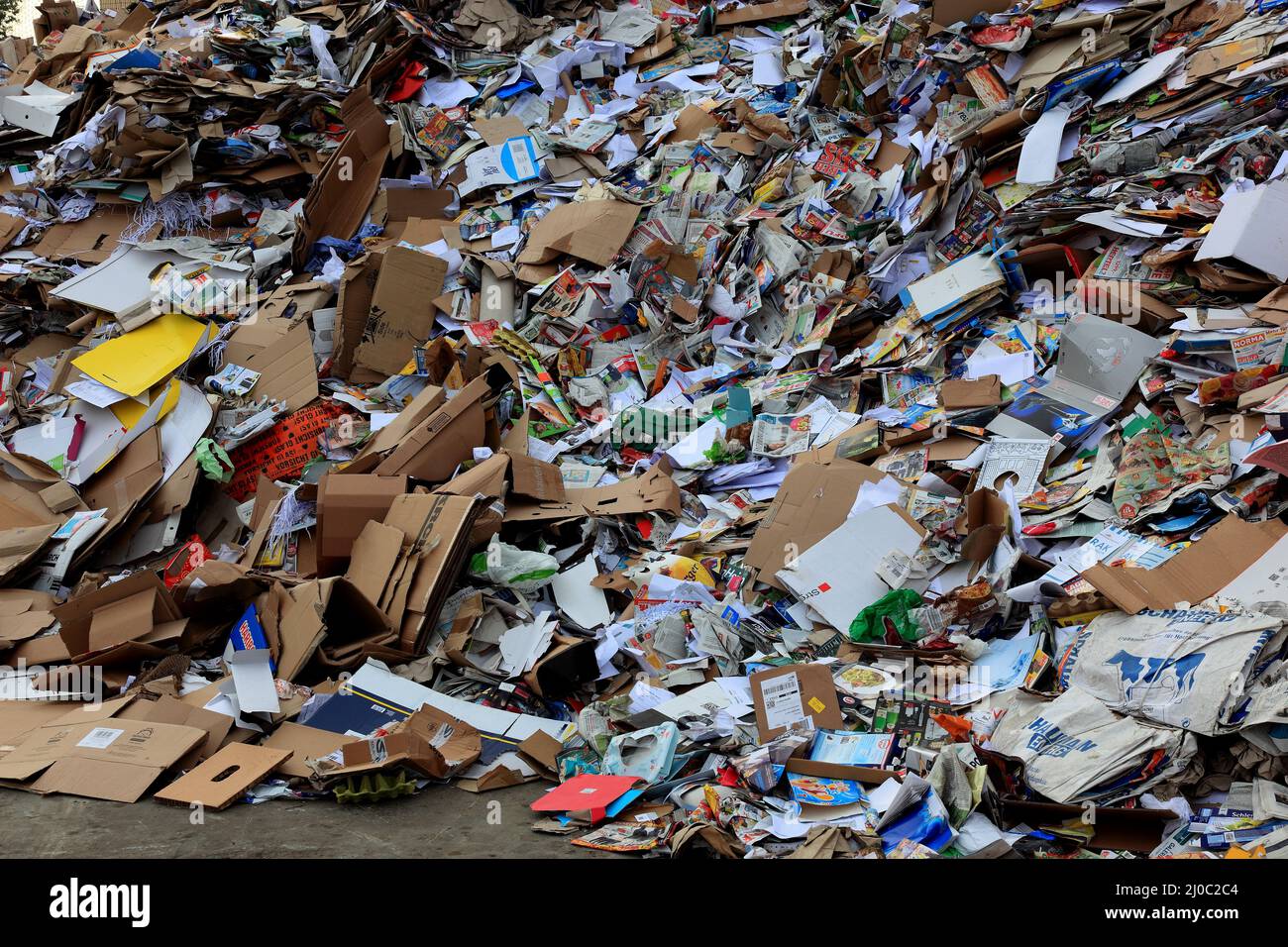 Altpapier für Recycling auf einer Deponie / Waste paper for recycling ...