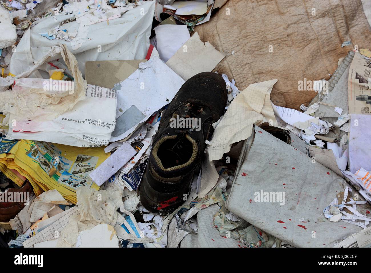 Altpapier für Recycling auf einer Deponie / Waste paper for recycling ...