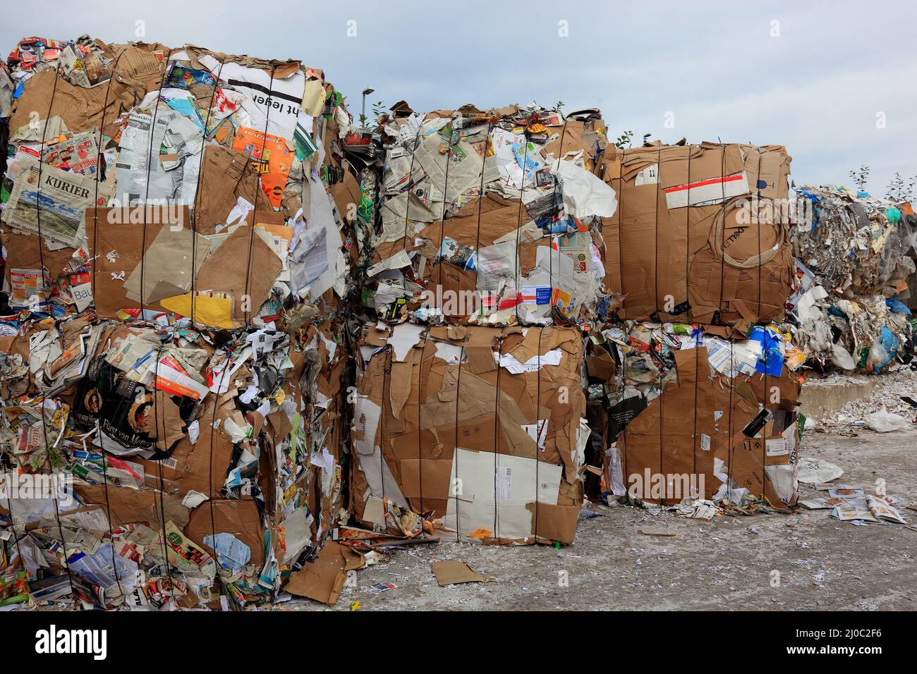 Altpapier für Recycling auf einer Deponie / Waste paper for recycling ...