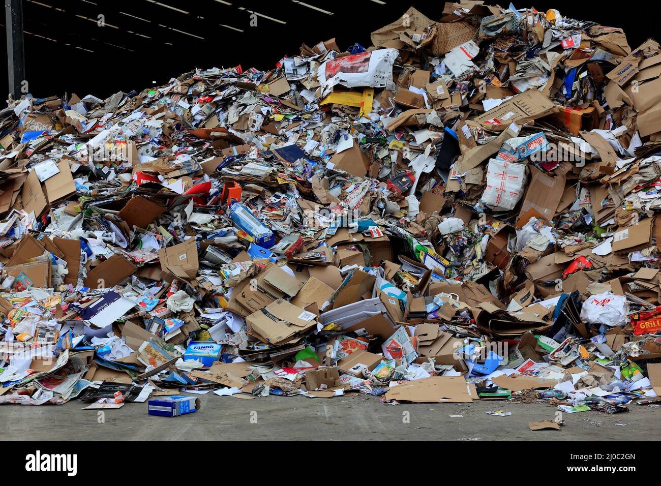 Altpapier und Karton auf Halde zum Recycling / Waste paper and ...