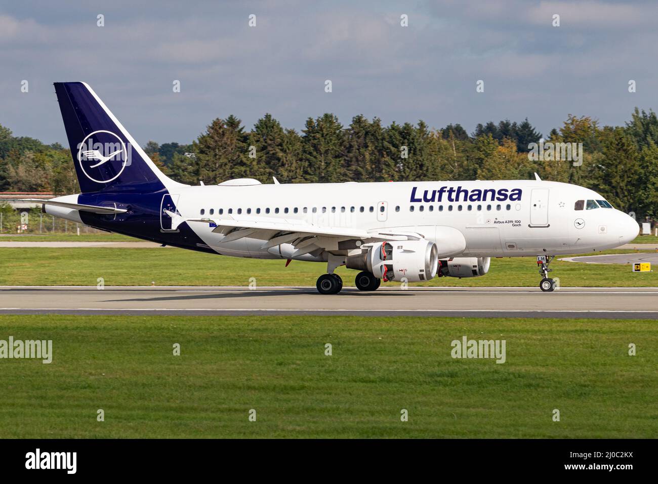 Airbus a319 114 landing hi-res stock photography and images - Alamy