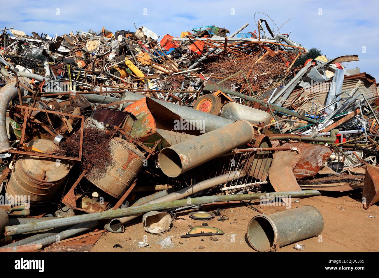 Schrottplatz, Altmetall zum Recycling, Alteisen, Metallschrott / Scrap ...
