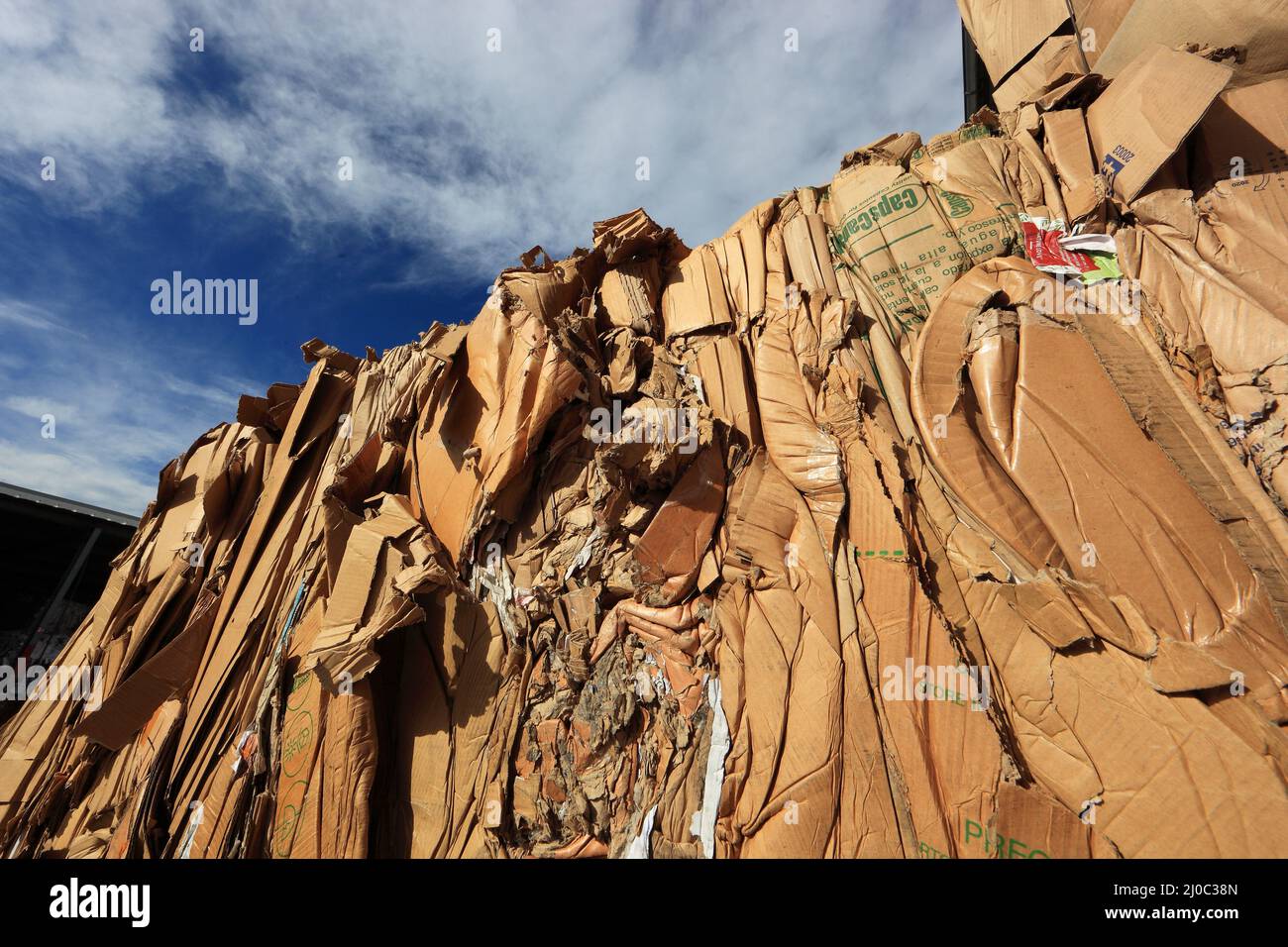 Karton, Kartonangen zum Altpapierrecycling, gestapelt in Bündeln ...