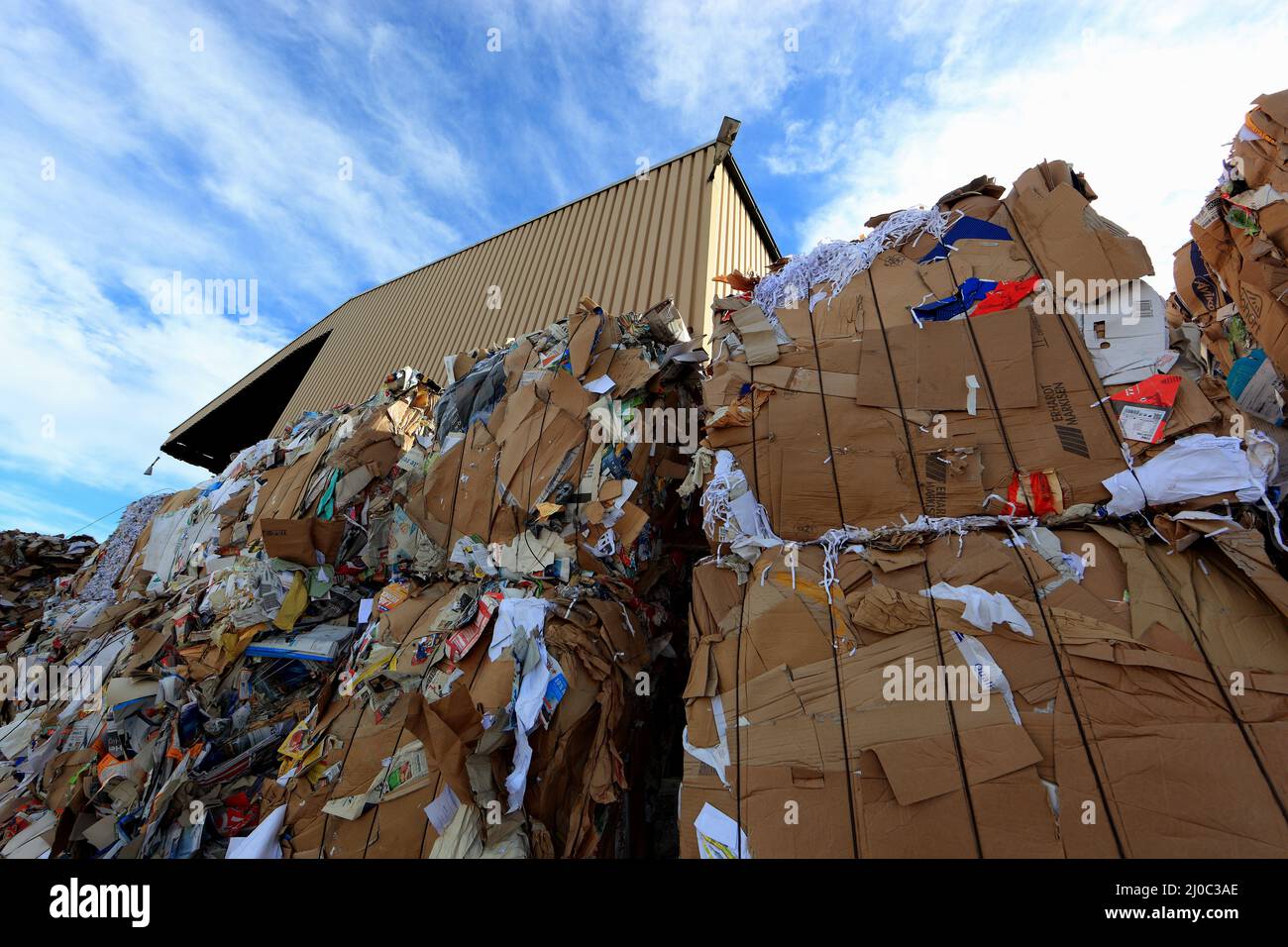 Karton, Kartonangen zum Altpapierrecycling, gestapelt in Bündeln ...