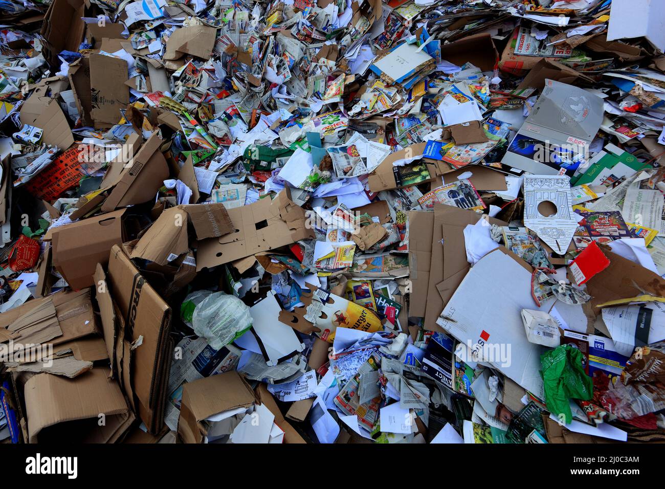 Karton, Kartonangen zum Altpapierrecycling, gestapelt in Bündeln ...