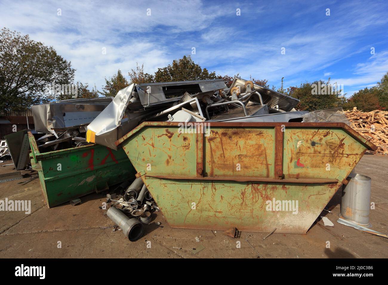 Abfallcontainer für Altmetall / Waste container for scrap metal Stock ...