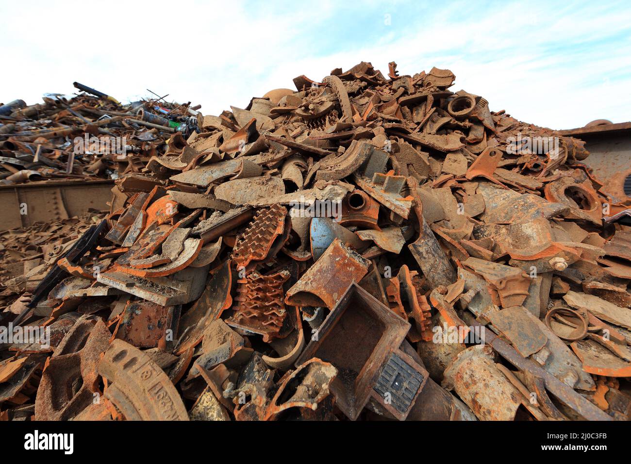 verrostete Eisenabfälle auf einer Halde in einem Recyclingbetrieb ...