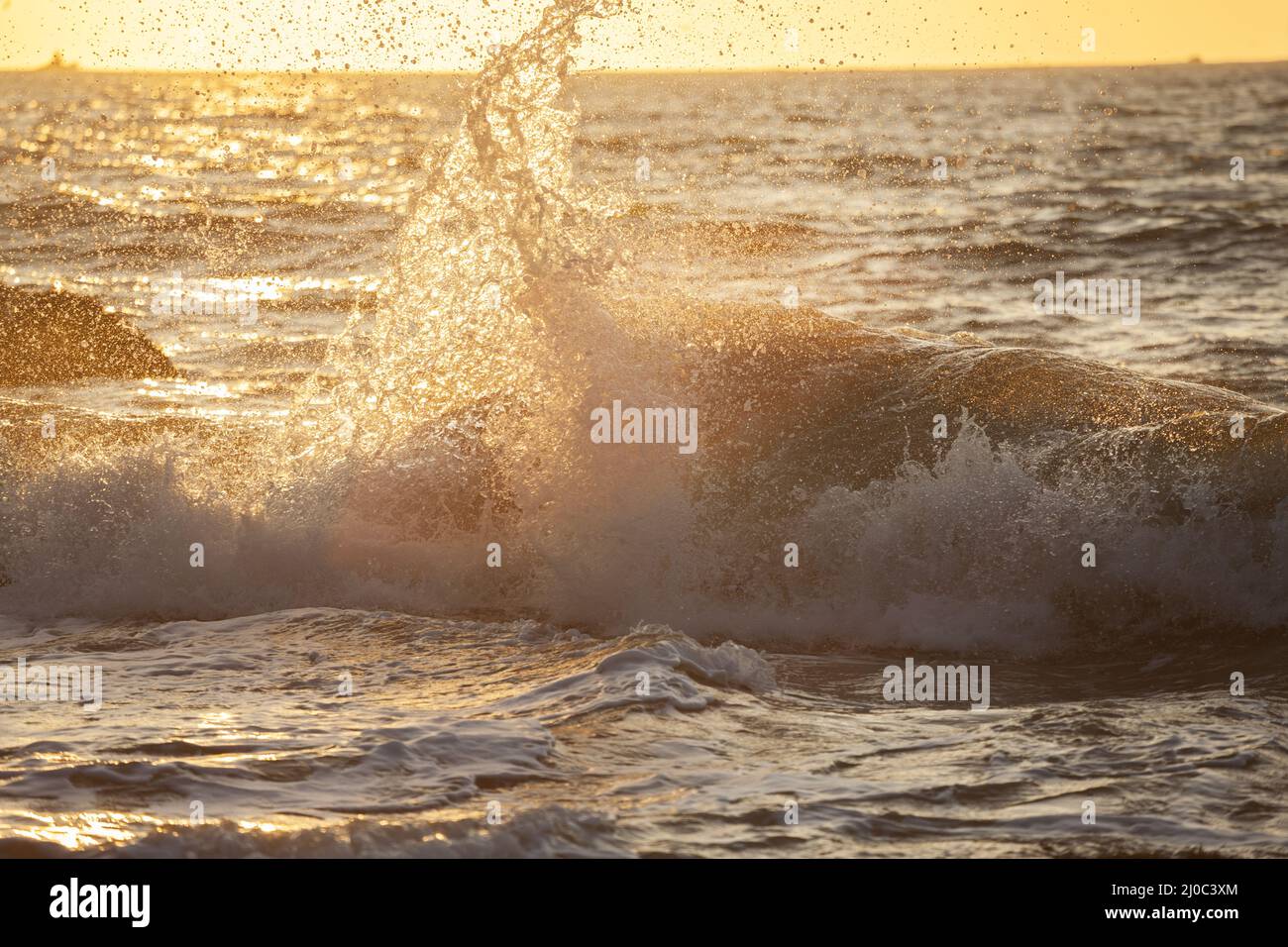 Wave crashing hi-res stock photography and images - Alamy